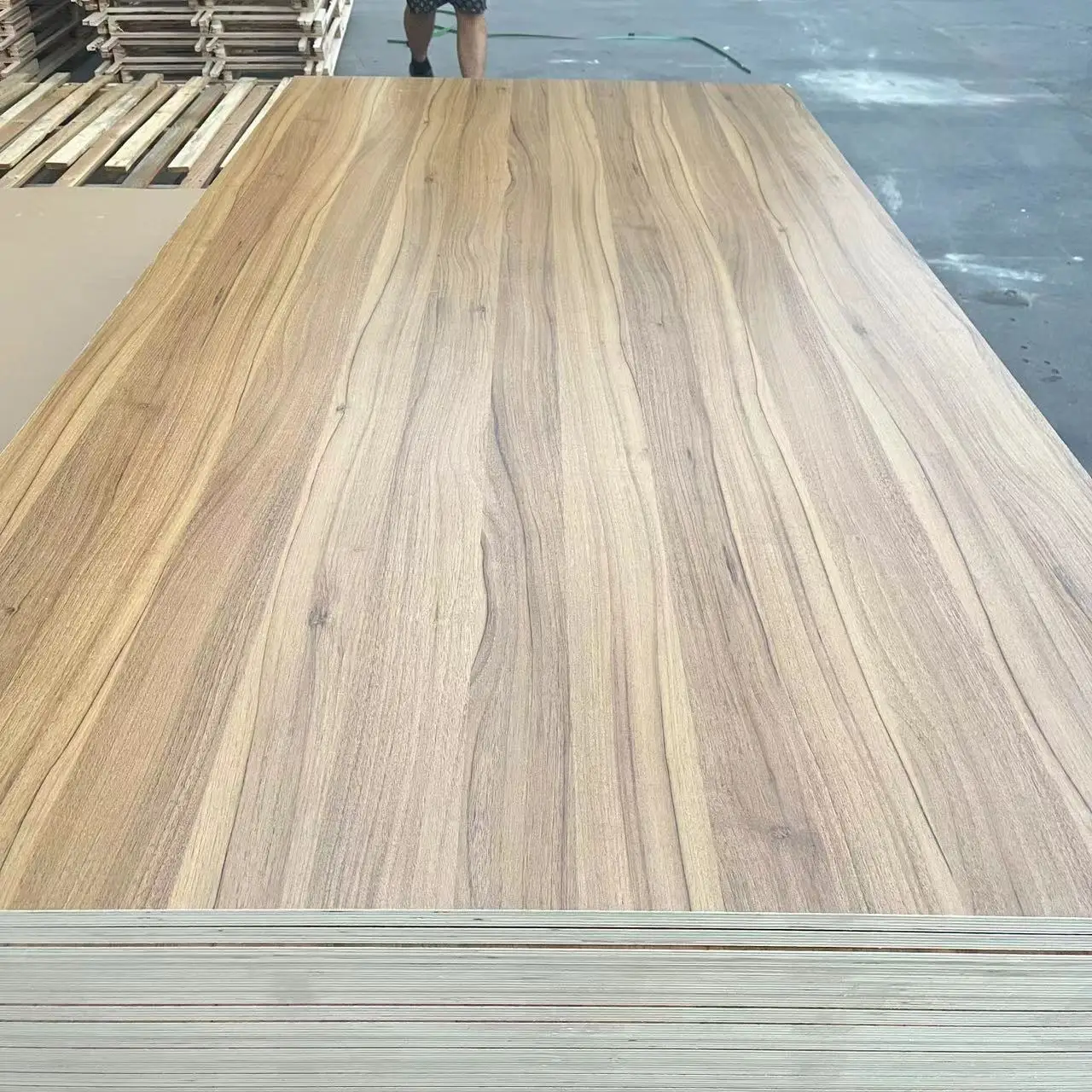 18mm Commercial Plywood - Durable 4x8 Laminated Sheet