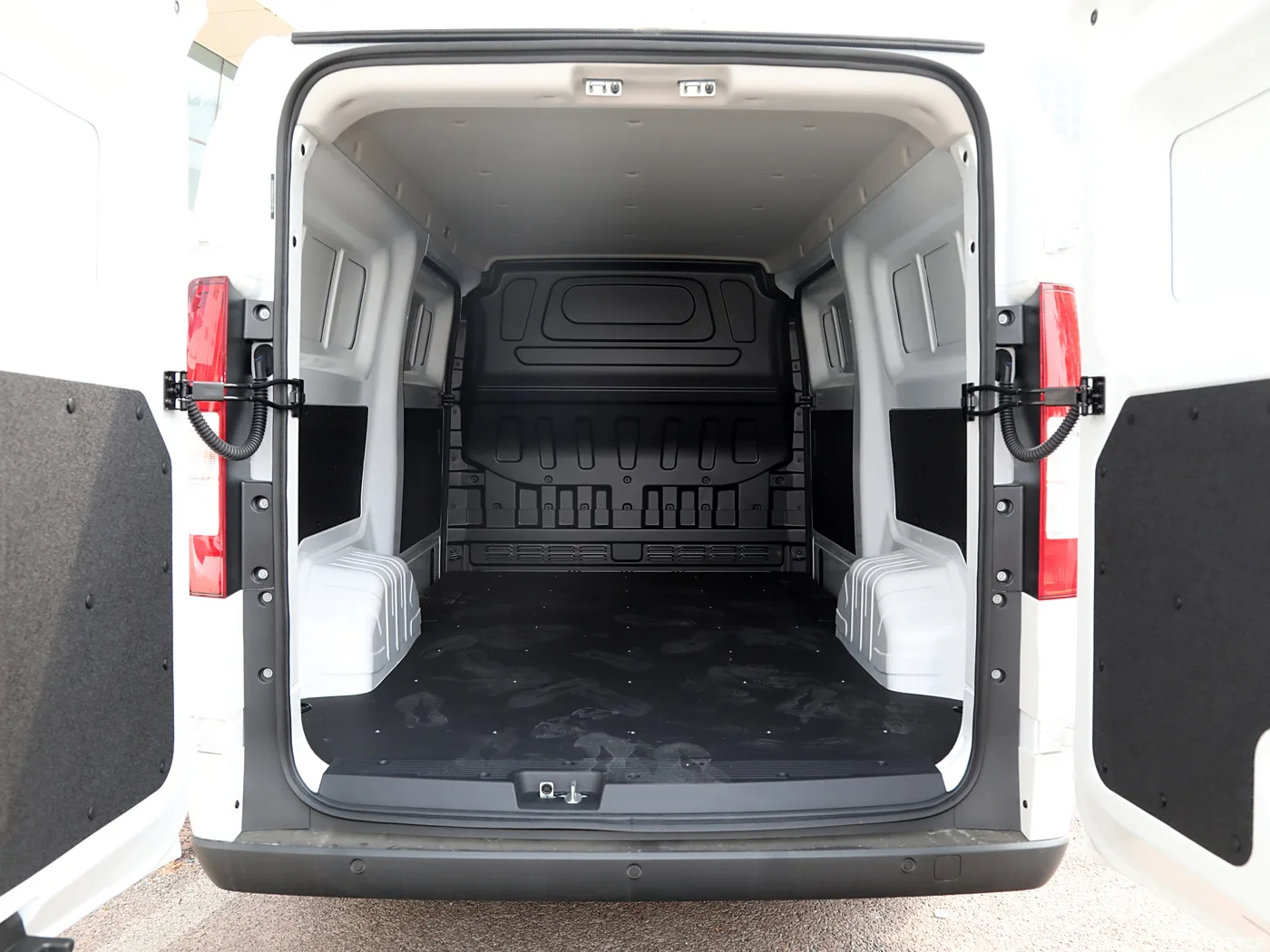 DFSK EC75 Electric Cargo Transit Van 2 Passenger Blind Panel Van New ...