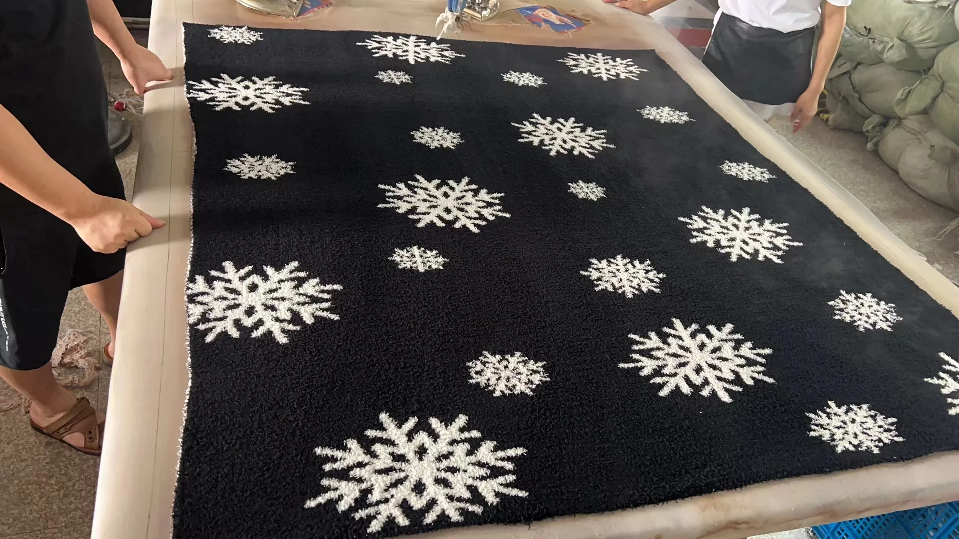 Custom Cozy Fleece Christmas Plush Soft Snowflake Throw Blankets ...