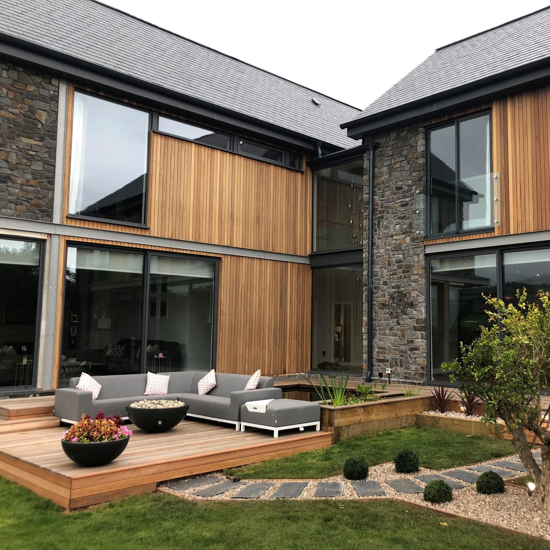 Iroko Wood Hardwood Wall Panels for Modern Villa Cladding