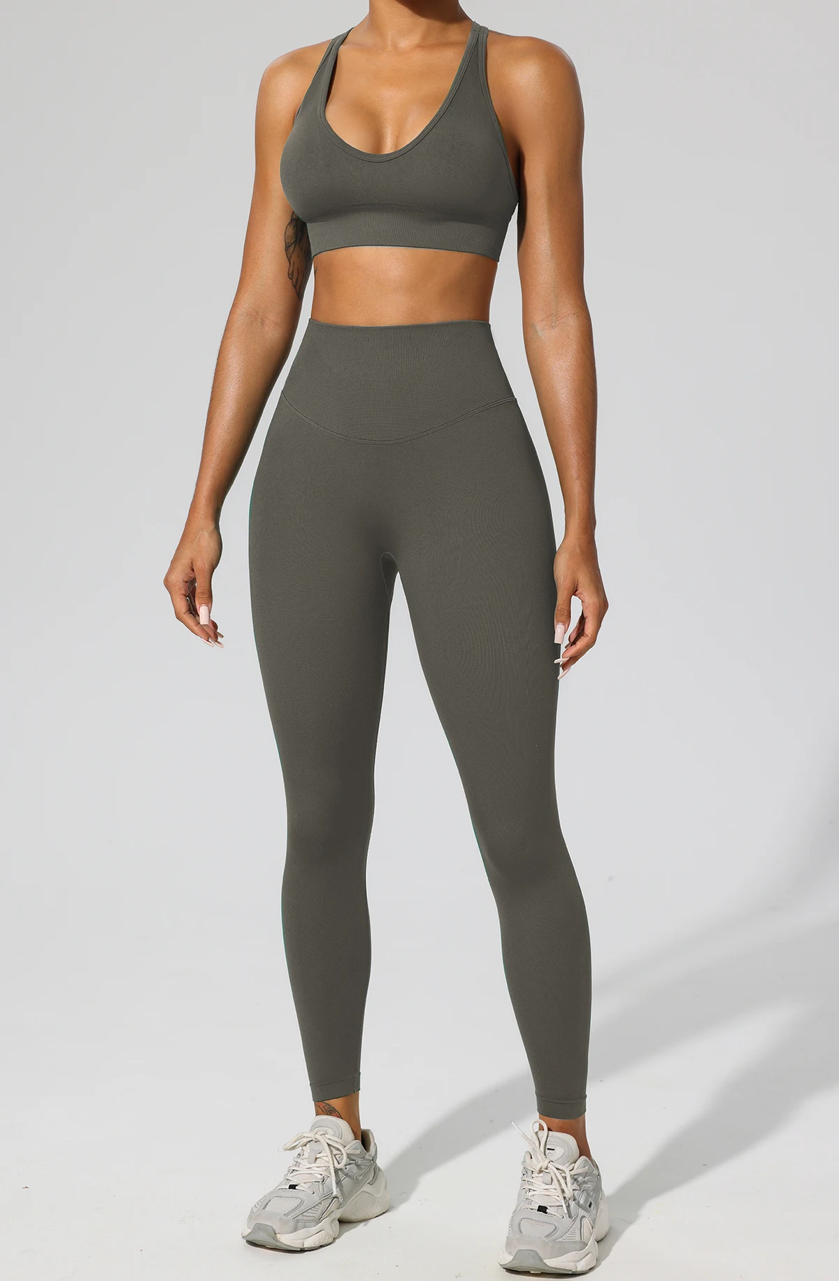 Seamless Women Gym Wear Set For Yoga & Fitness - Customizable Odm