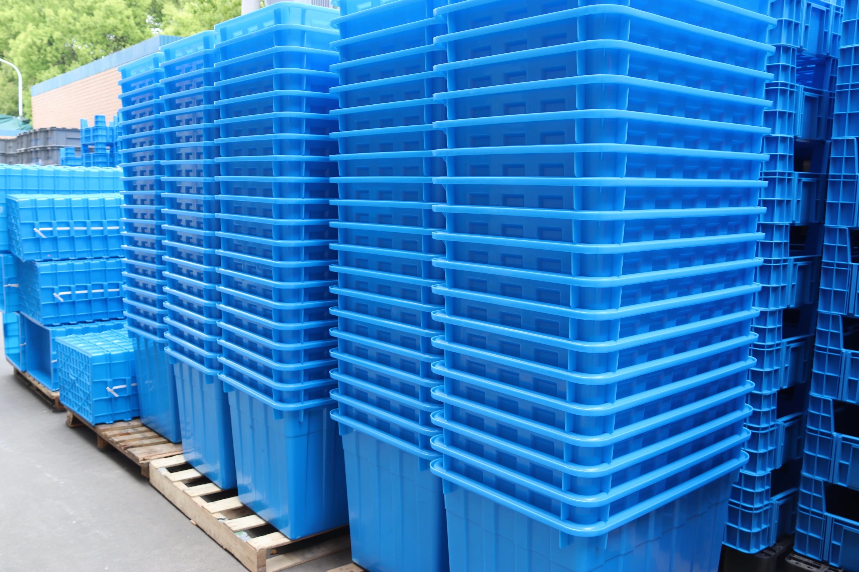 Large Stackable Moving Crates Plastic Tote Box With Lid Attached Lid ...