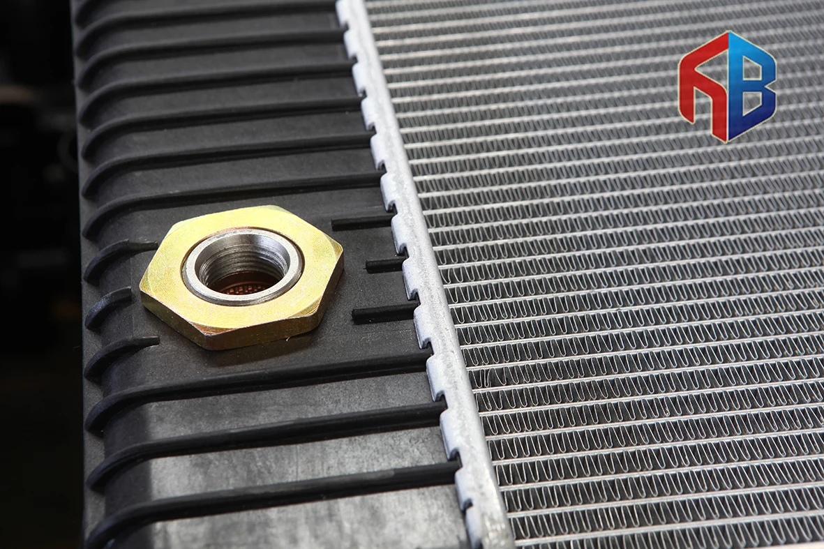 OE A3825000102 A38250100 KZ高性能低价重型卡车散热器奔驰公共汽车散热器| Alibaba.com