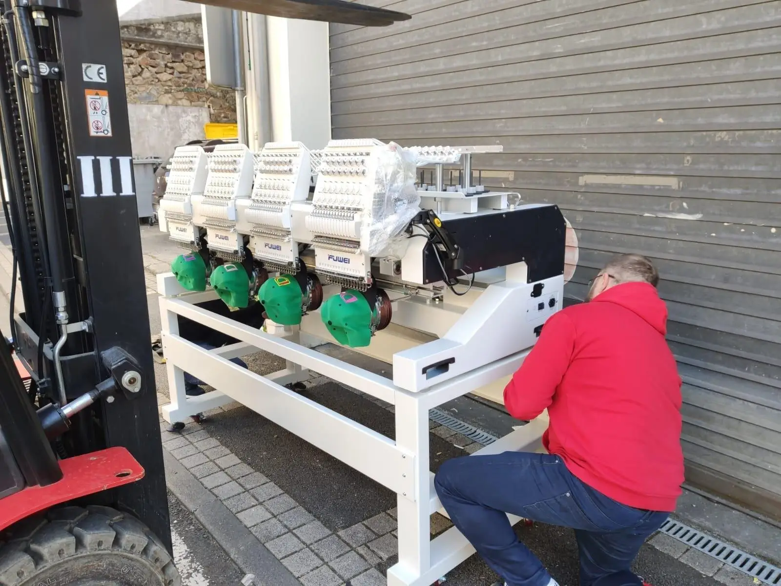 Fuwei 15 Needles Single Head Embroidery Machine for Hats & T-shirts