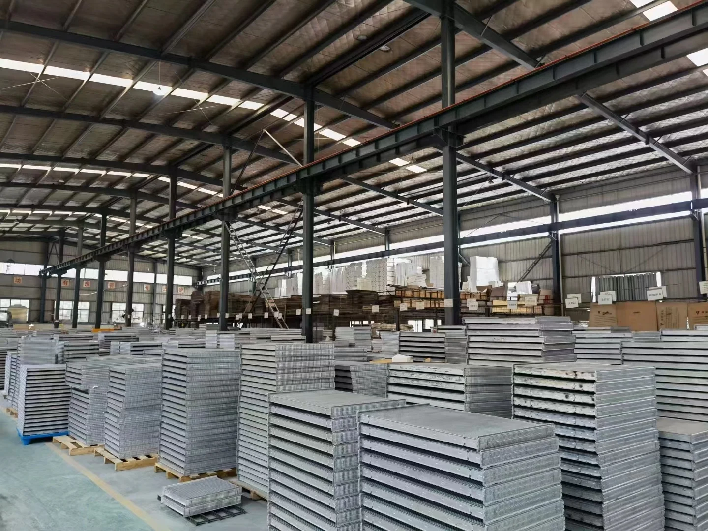 Heavy Duty Truck Radiator Factory Produce Aluminum Radiator For Iveco ...