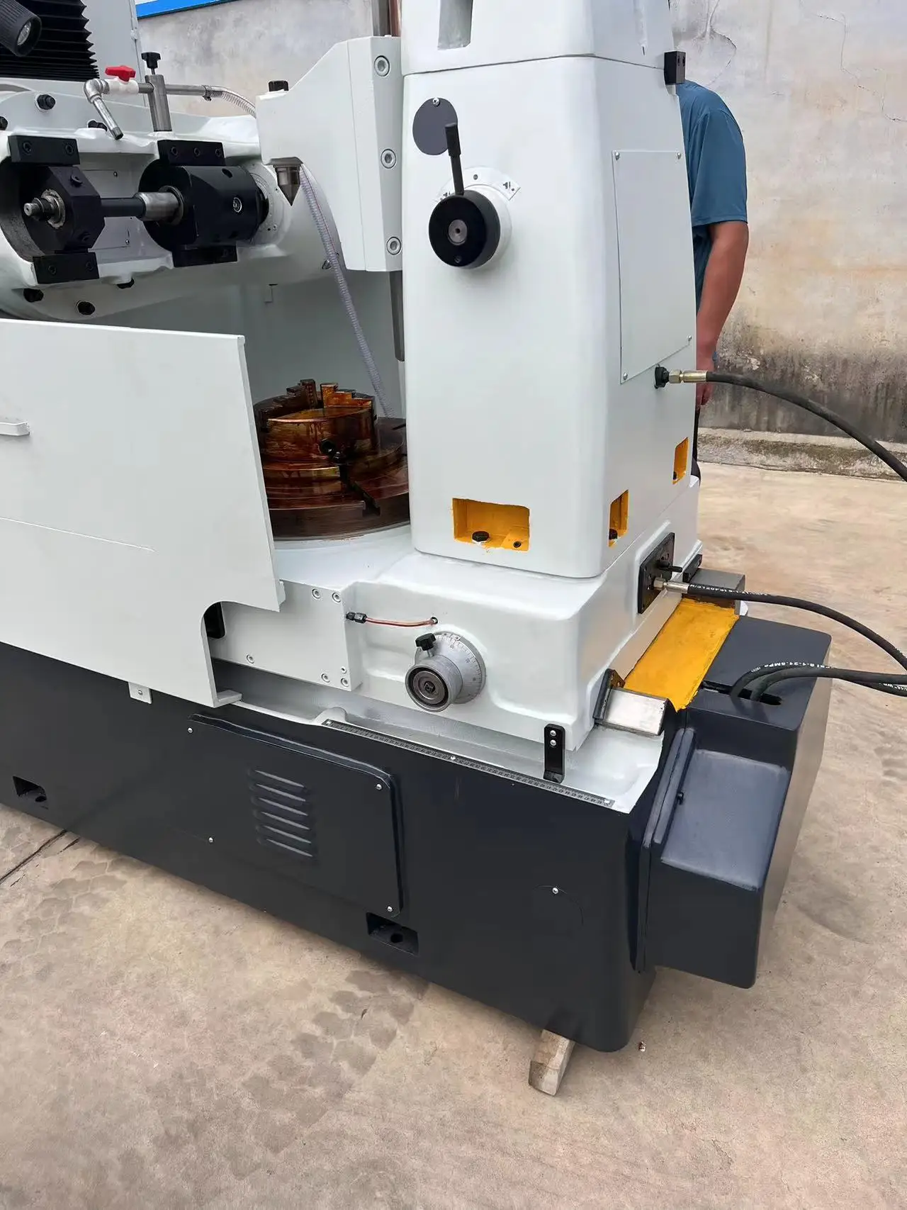 China Factory Electric Automatic Gear Hobbing Cnc Machine Gear Cutting ...