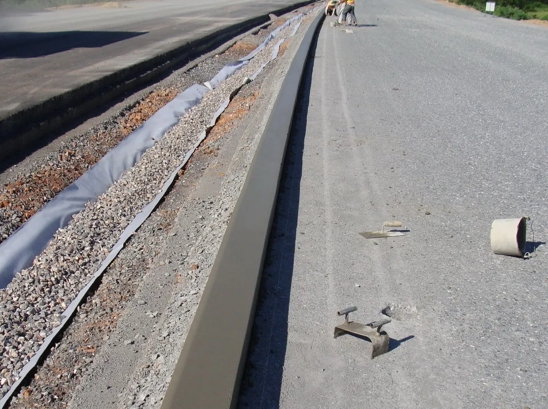 Cement Slipform Paver Curbing Machine Garden Road Concrete Curb Machine ...