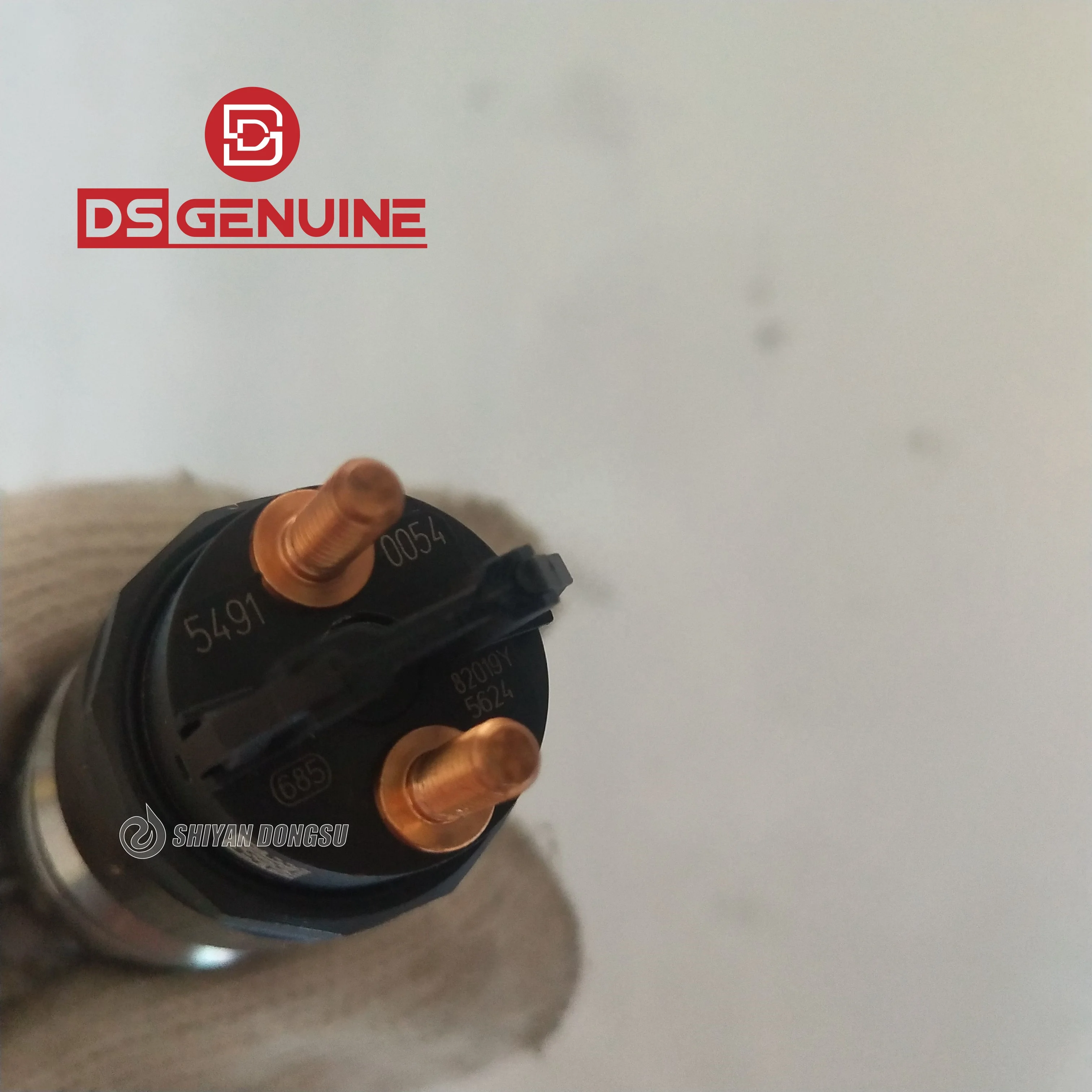 Oem New Common Rail Fuel Injector 2855491 504091504 0445120054 - Buy ...