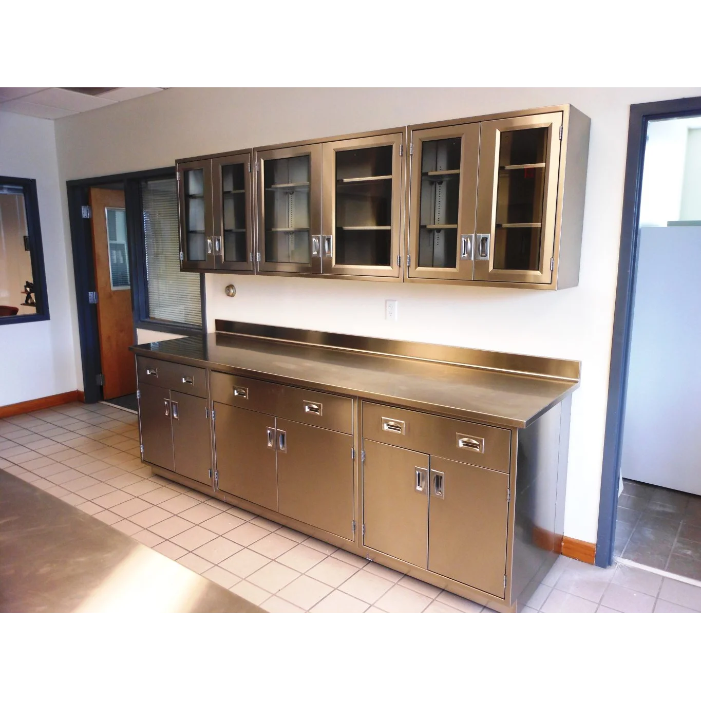 Stainless steel work surface Lab work benches Easy to sterile and clean ...