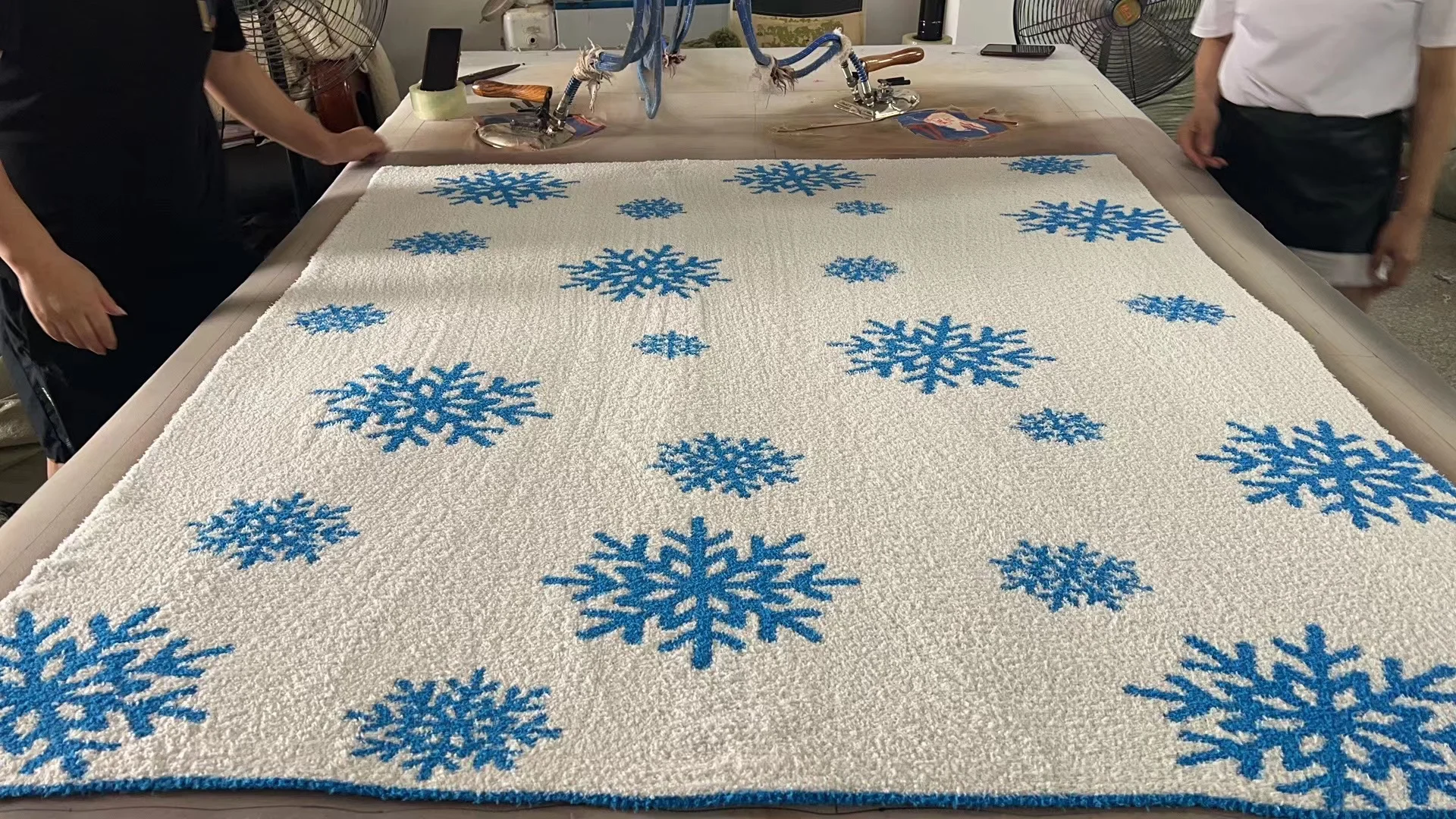 Custom Cozy Fleece Christmas Plush Soft Snowflake Throw Blankets ...