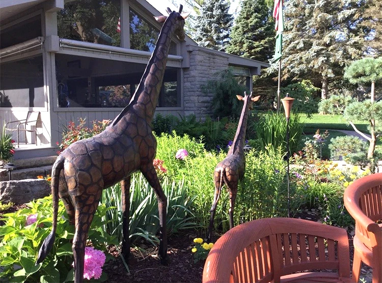 Modern Bronze Giraffe Sculpture - Vivid Metal Garden Statue ODM