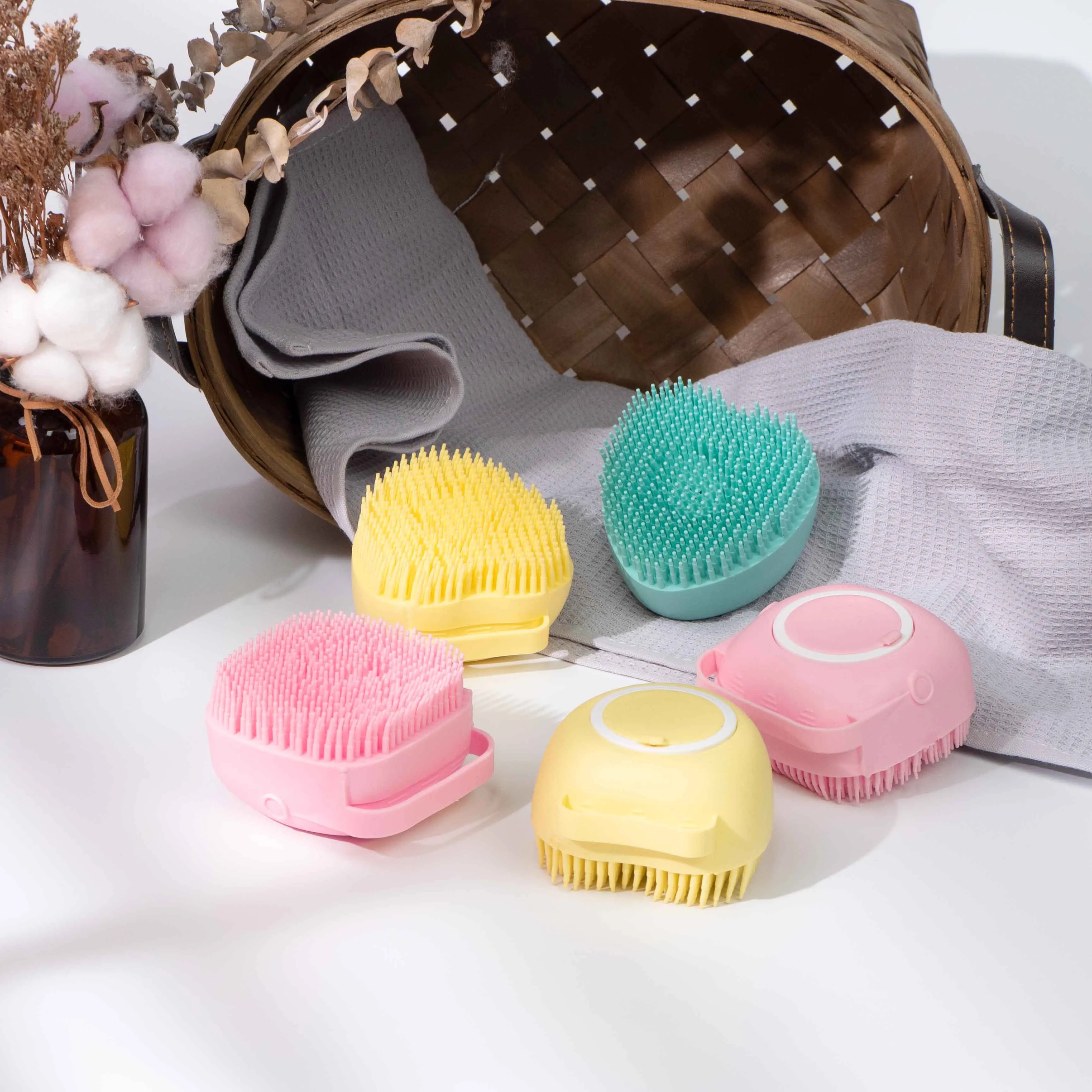 Custom Soft Hair Grooming Cats And Dogs Shampoo Dispenser Massage ...