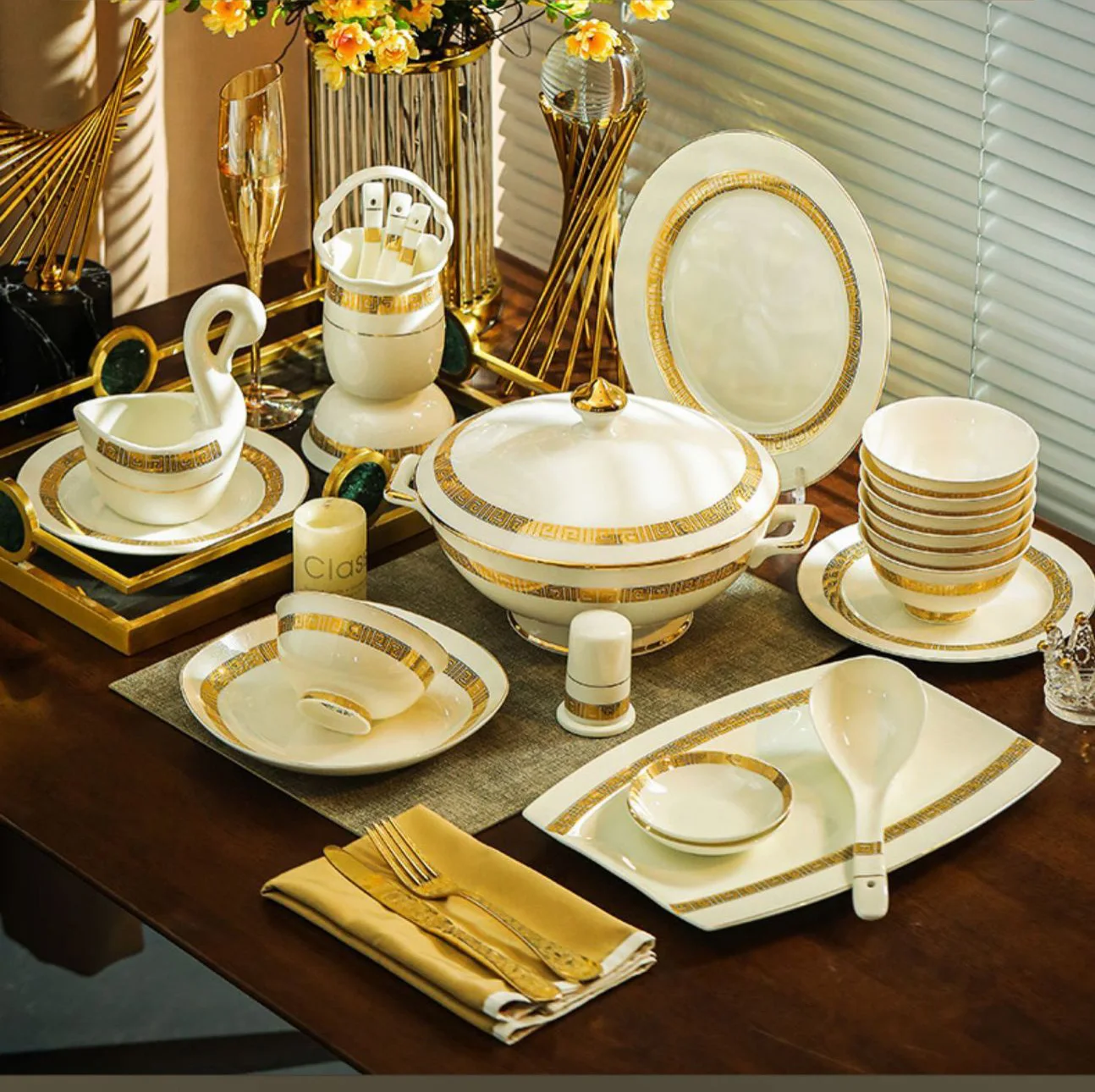 Wholesale European Style Gold 60pcs Bone China Dinner Set