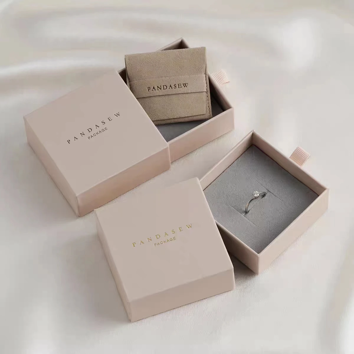 Elegant Jewelry Gift Packaging - Customizable & Luxurious