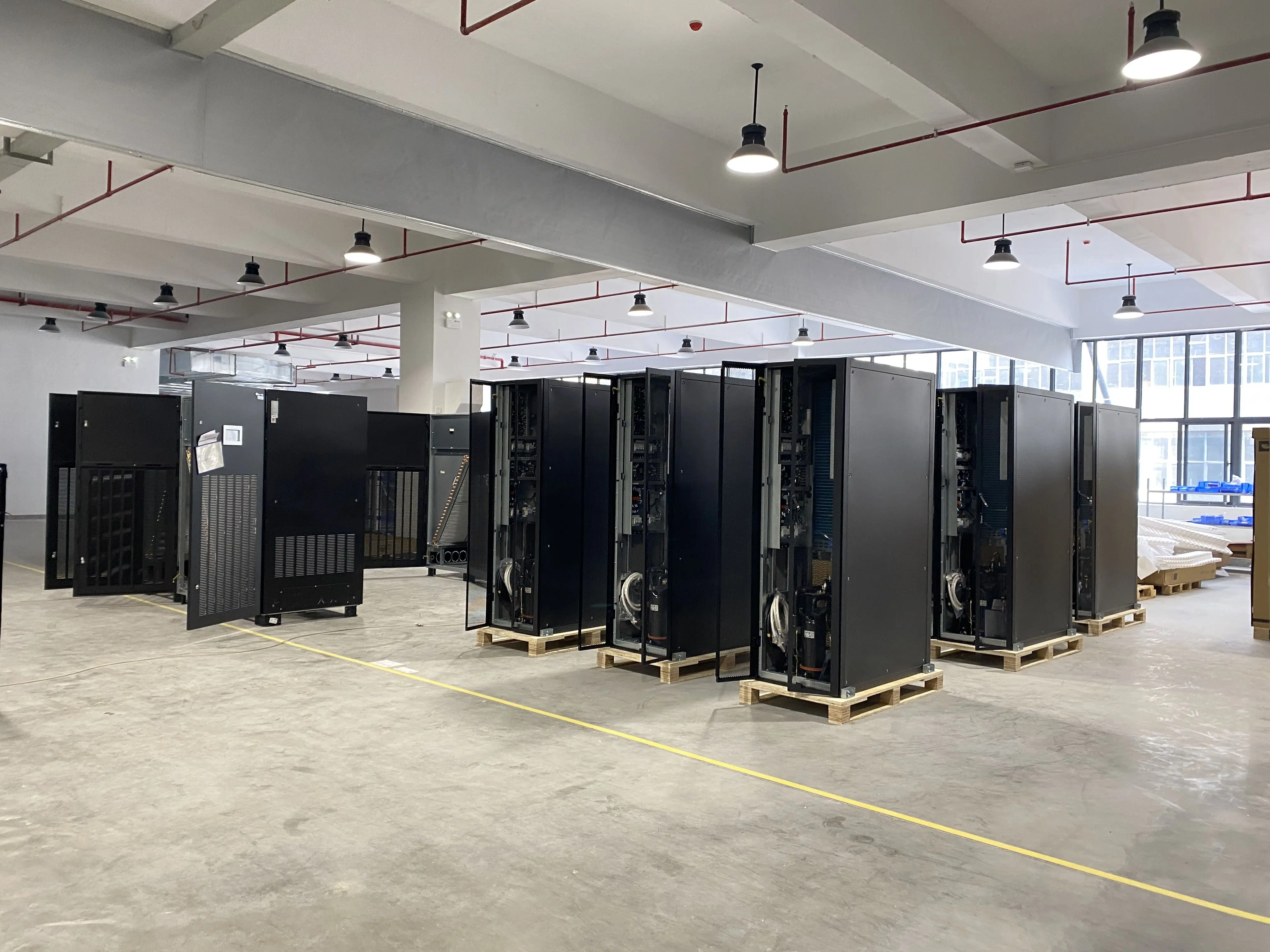 W-TEL Double Row Server Rack with Precision AC for Data Center