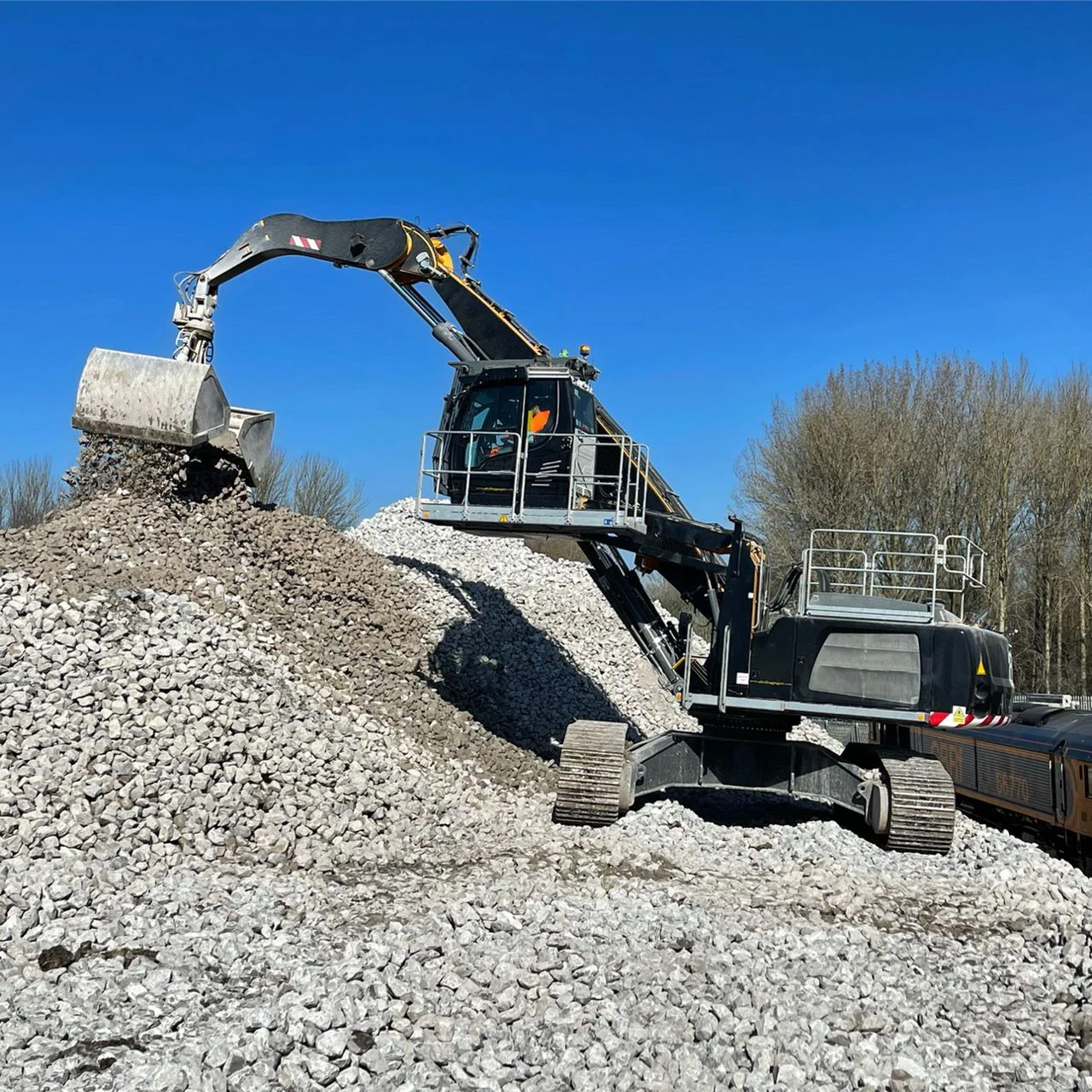 Monde Crane Clamp Shell Bucket - Durable Hydraulic Solutions