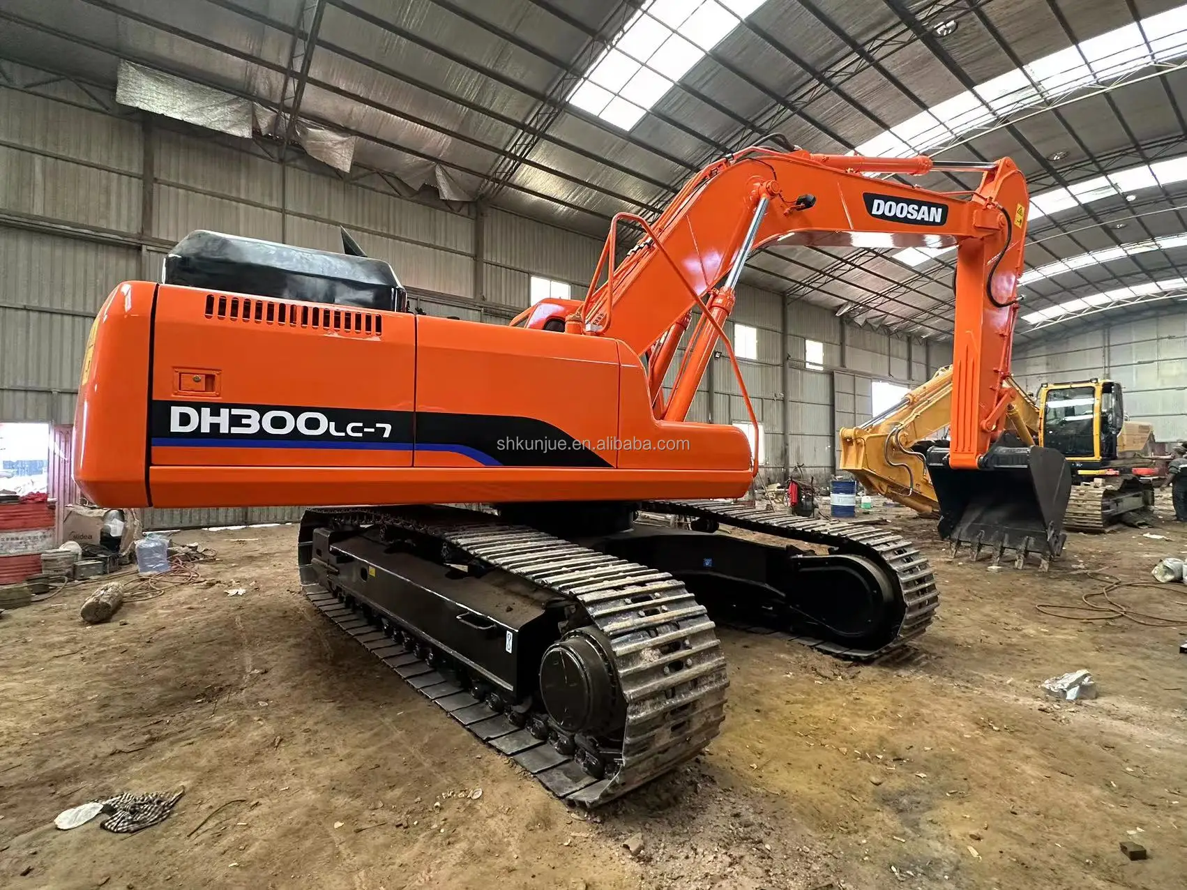 Used Tracked Doosan 300 Excavator Daewoo 30 Tons Dh300lc-7 Loading And ...