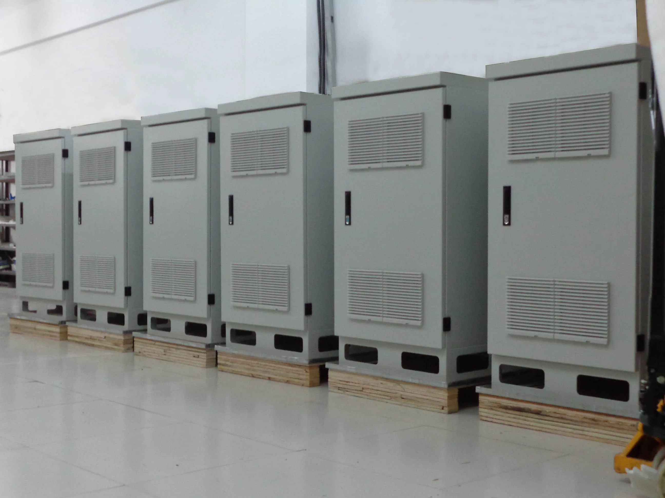 Outdoor and Indoor Network Cabinet Wall Mounted Telecom Enclosure with ...