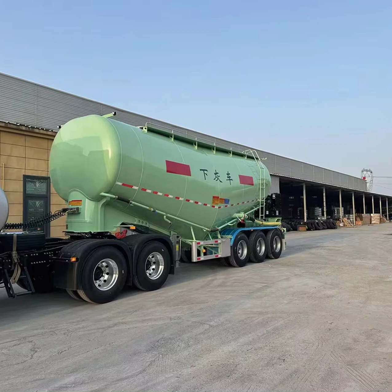V Shape Bulk Cement Tank Trailer Three Axle Fly Ash Cement Bulk Silo ...