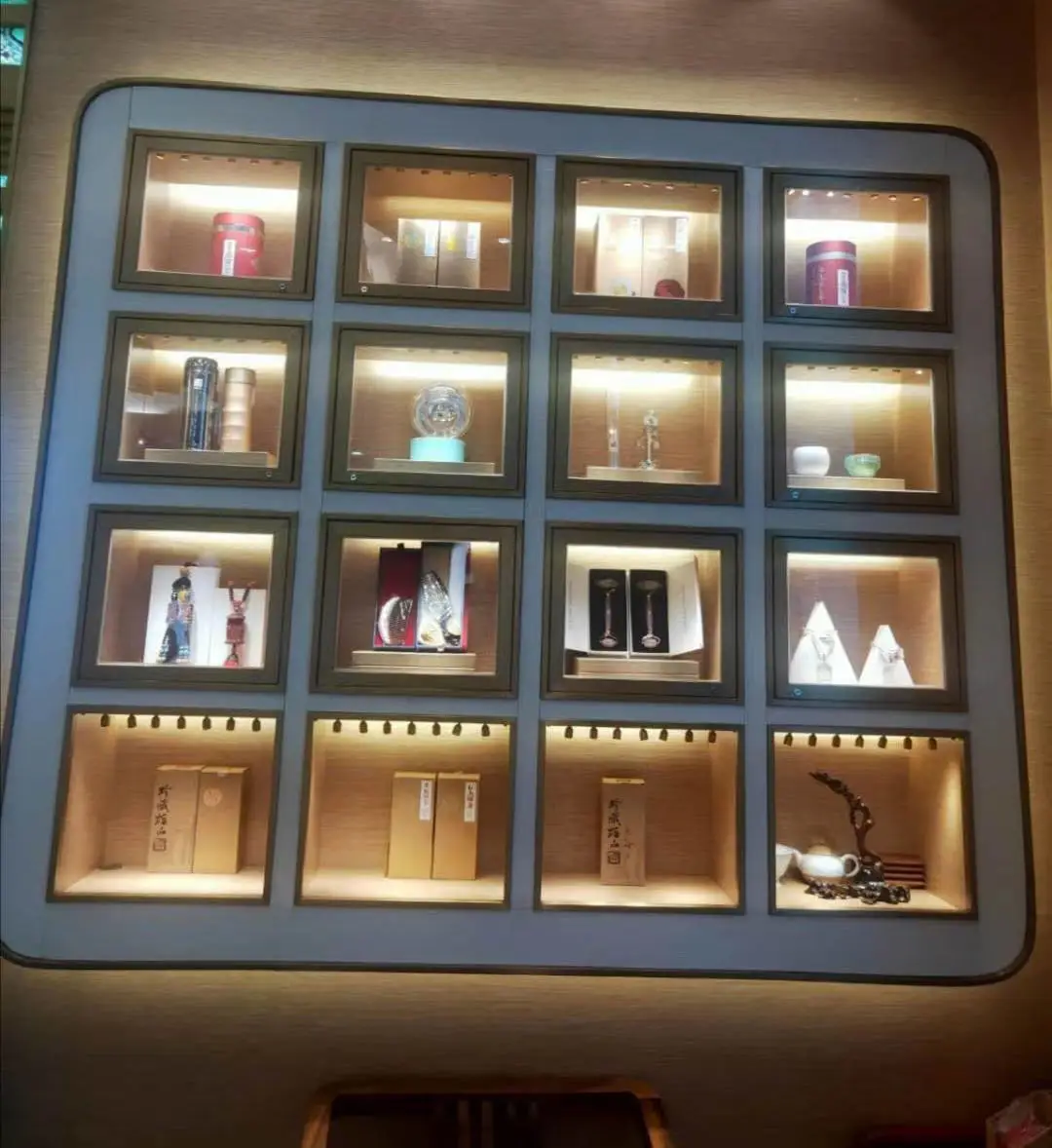 Museum Lighting - Zoomable Mini Track Lights for Displays