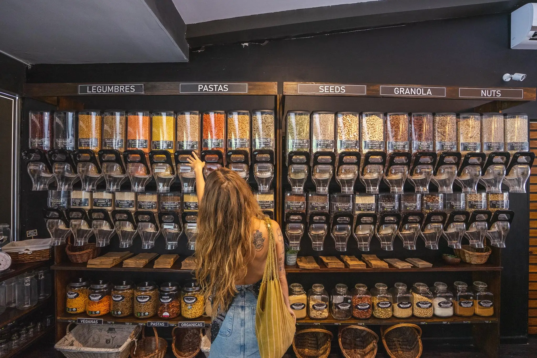 Efficiently Dispense Bulk Food with Gravity Feed Systems