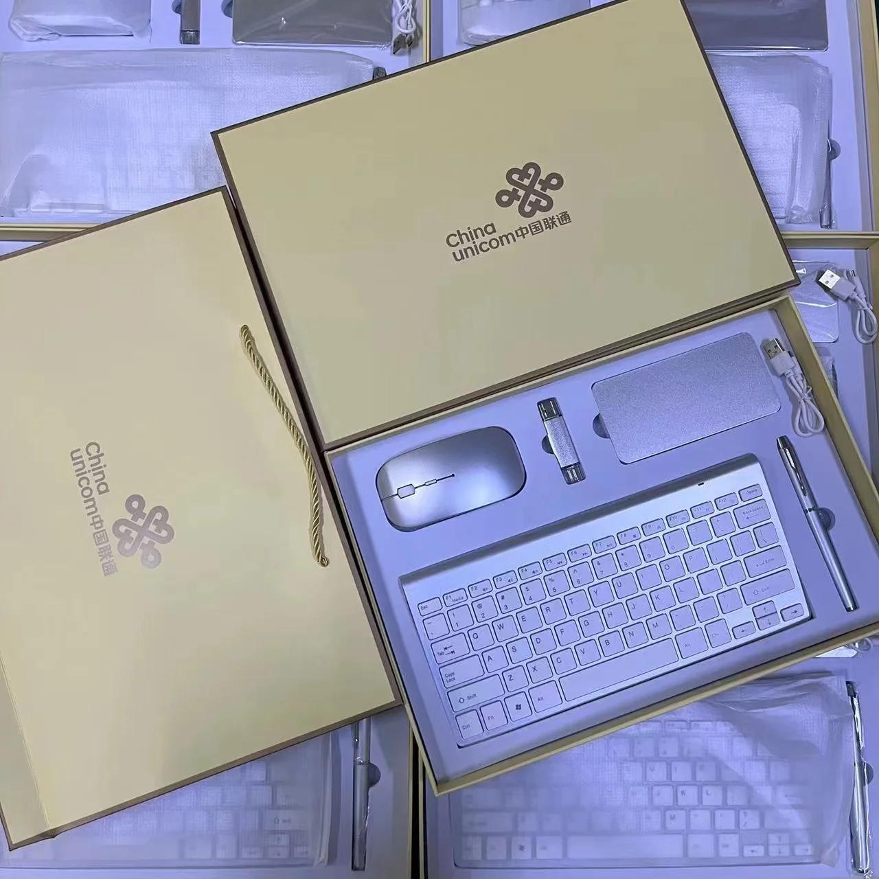 Corporate Christmas Gift Sets - USB Flash Drive Giveaway