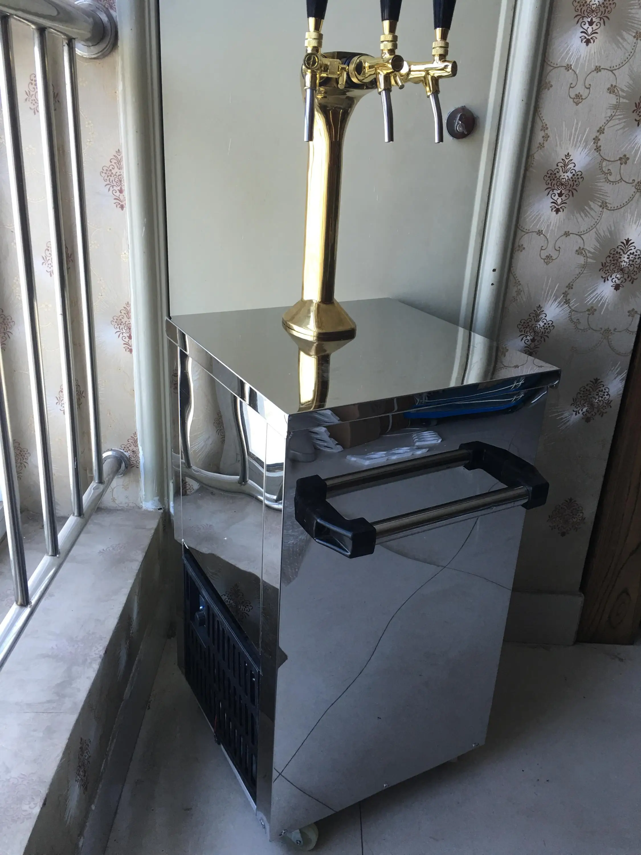 High Quality Stainless Steel 3 Taps Beer Cooler for Bars and ...