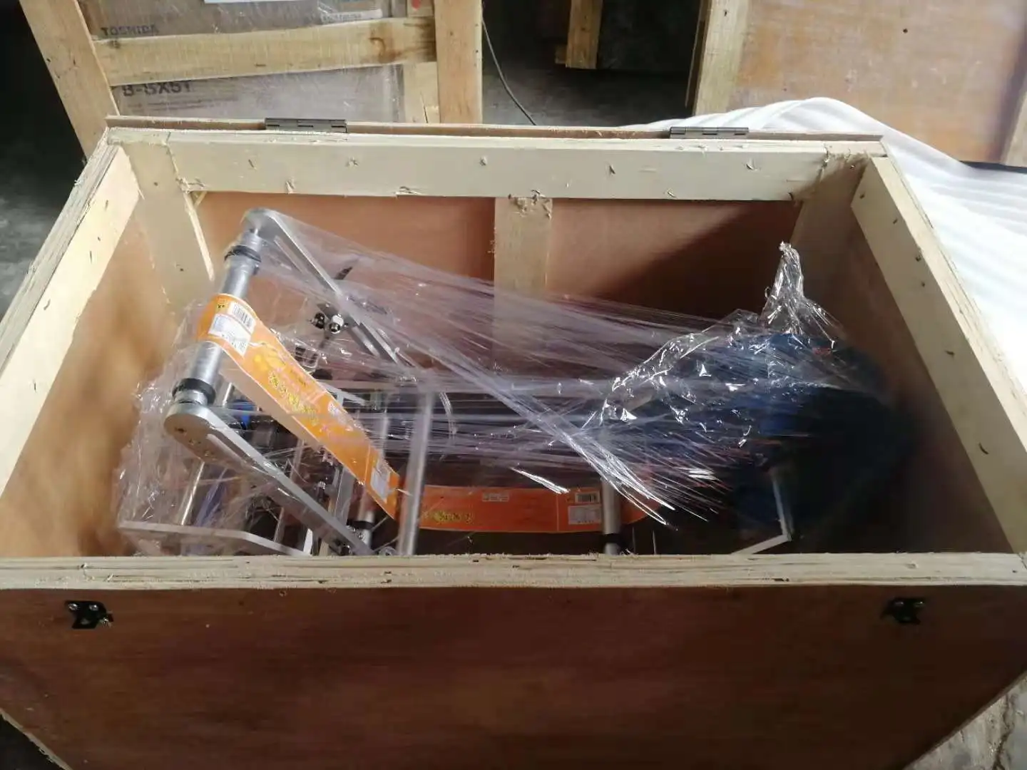 Semi-automatic 5 Gallon Buckets Vat Labeling Machine China Manufacturer ...