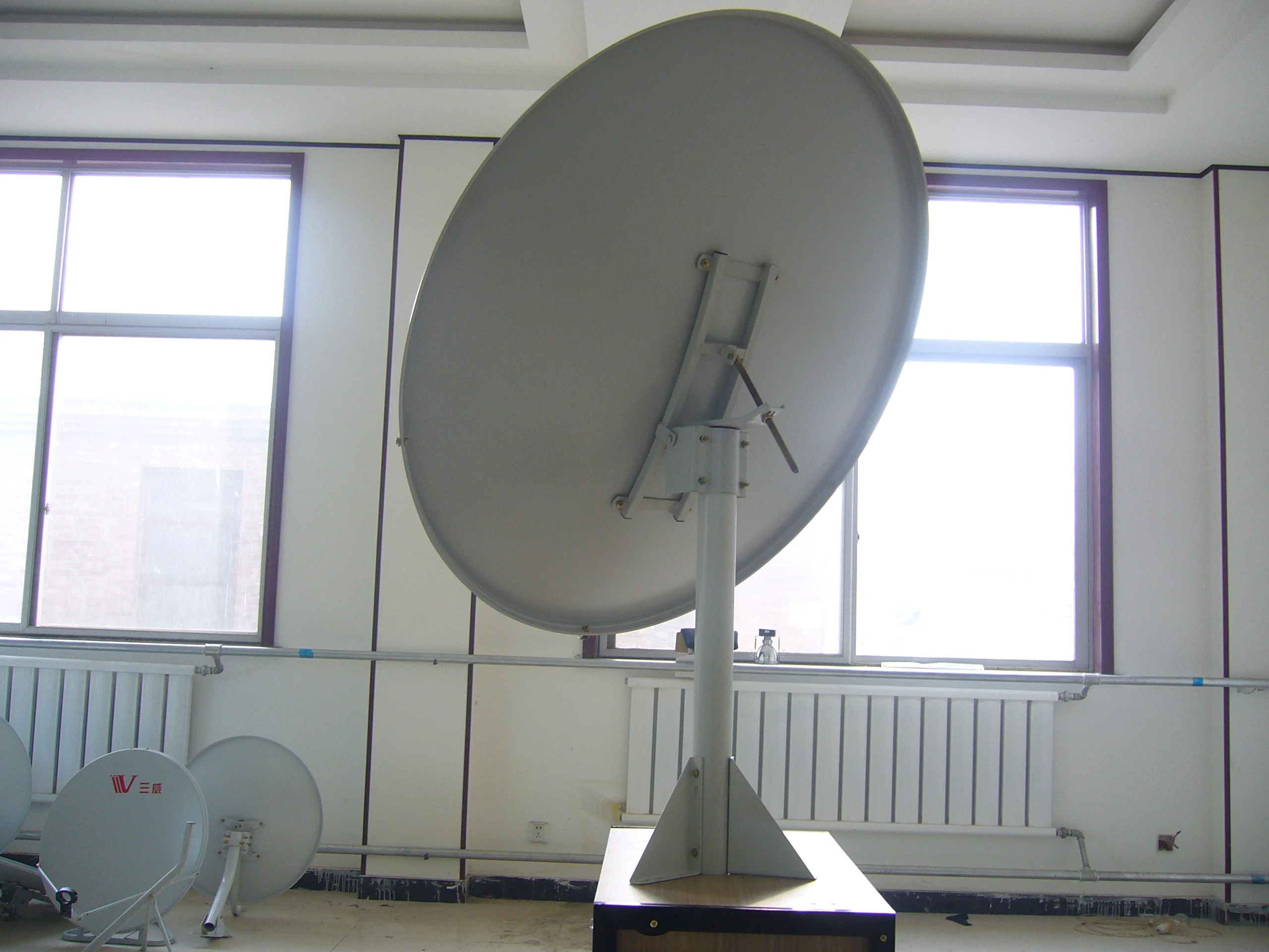 Manufacture Universal Solid 150x165cm Ku Band Offset Satellite Dish ...