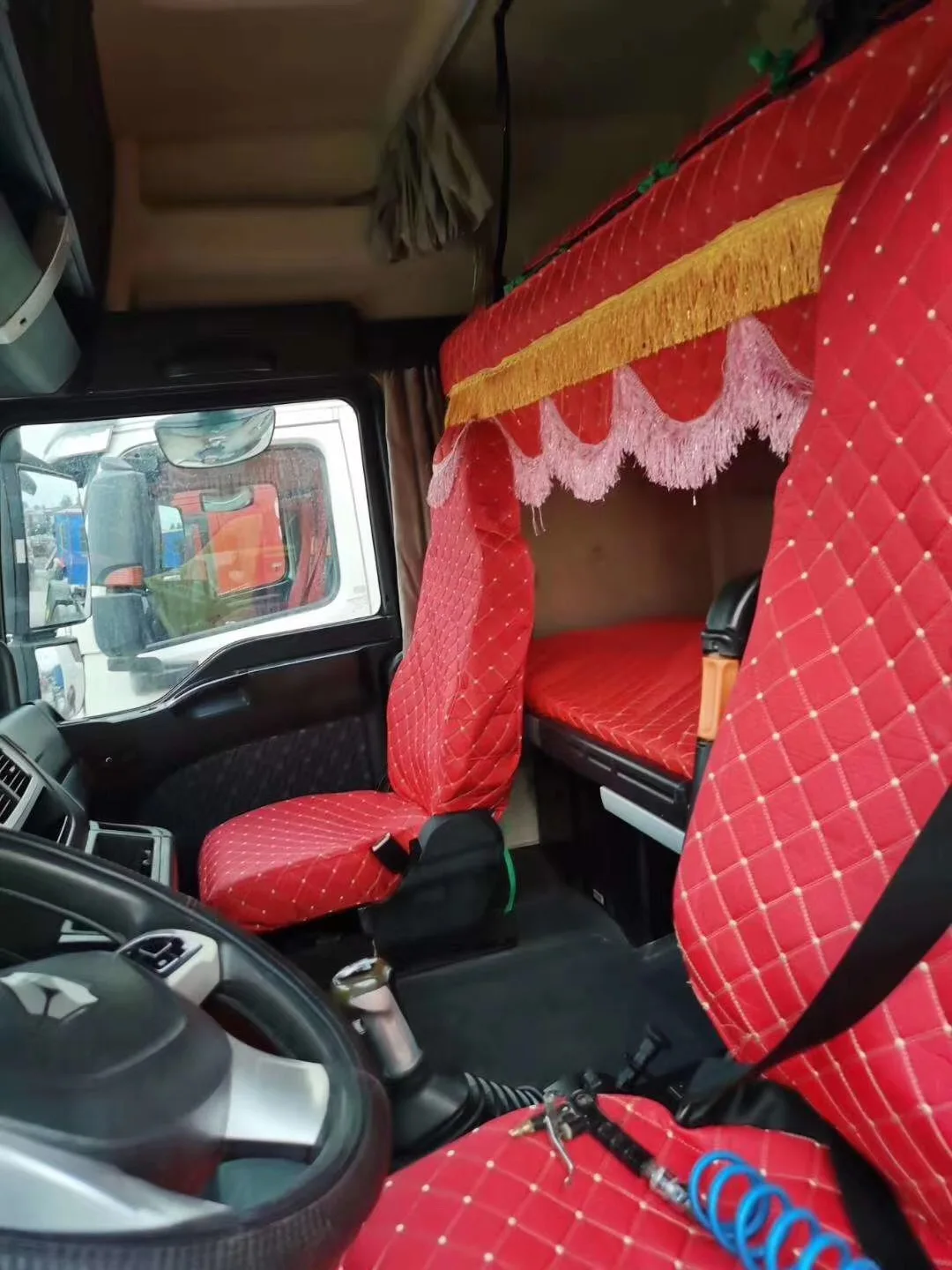 HOWO Used Trailer Head/tractor Trucks Price - 375hp Diesel