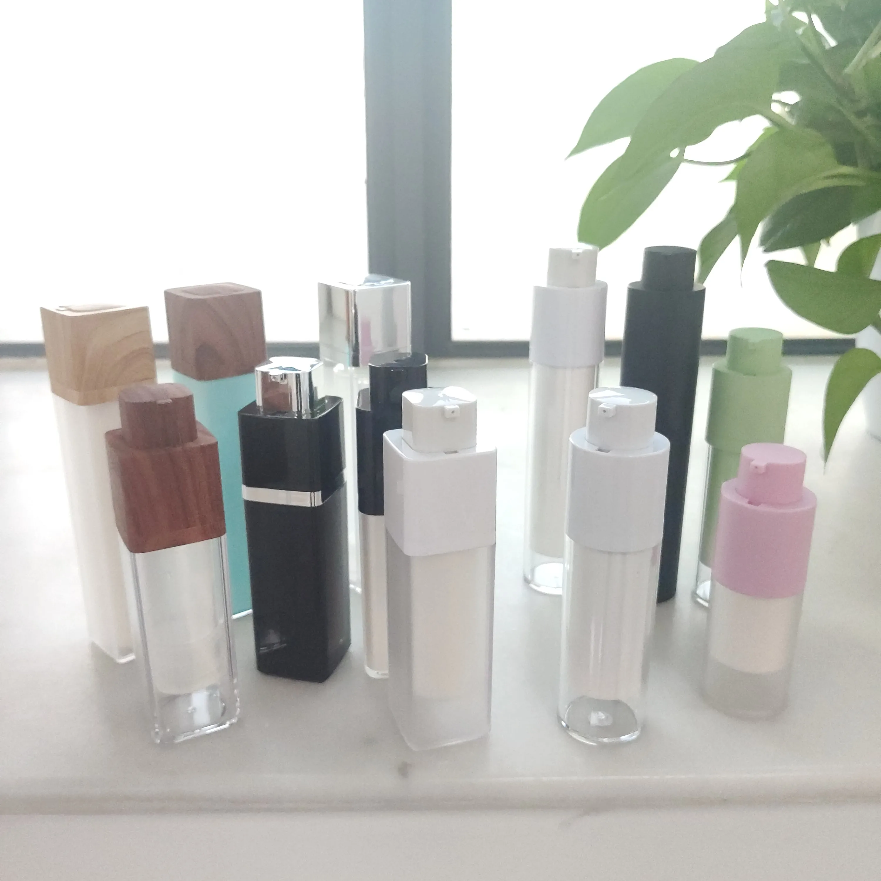 Free Sample Acrylic Serum Lotion Twist up Bottles 15ml 30ml 50ml