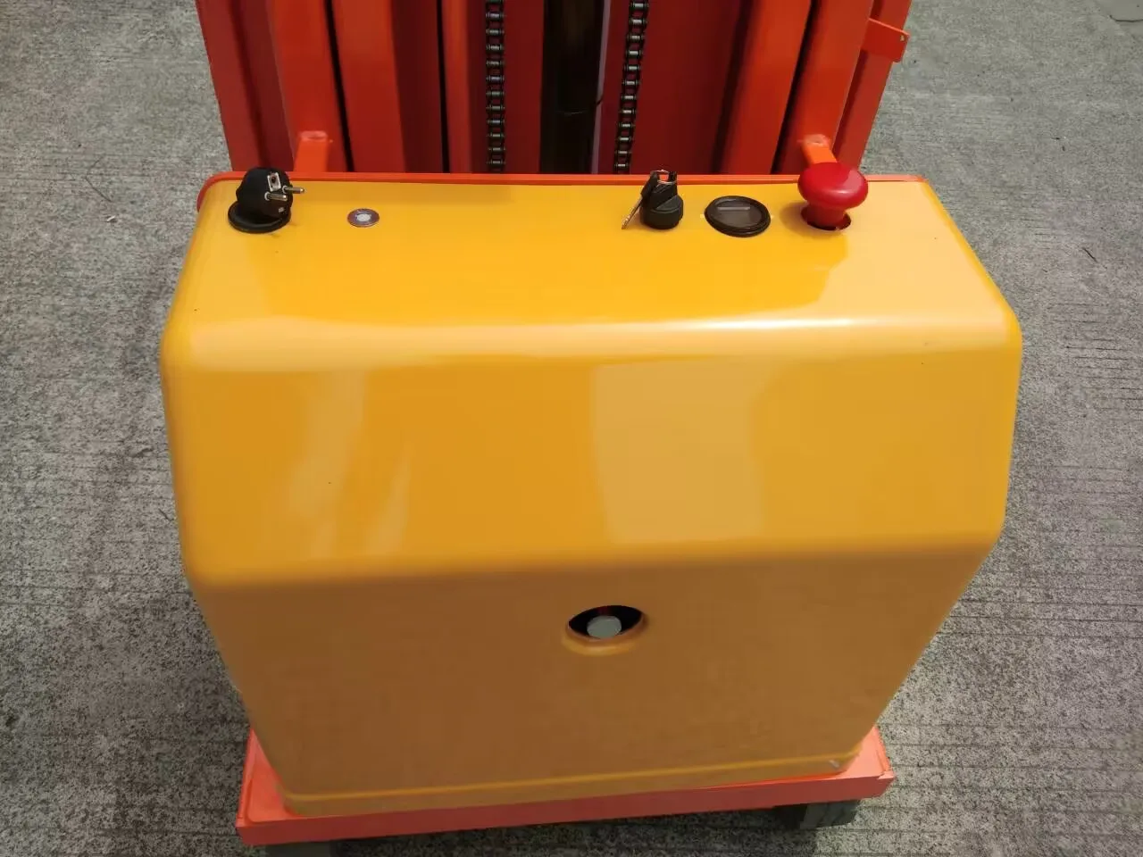 Man Lift 300 KG - Efficient Order Picker for Warehouses