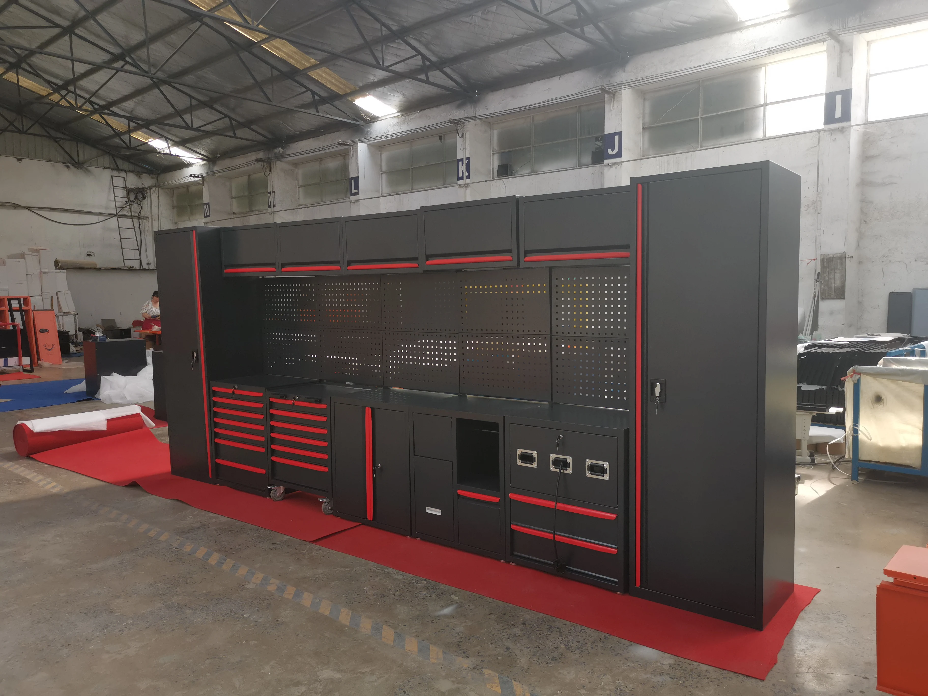 Industrial Tool Cabinet Workbench Assembly Line Production Line Working ...