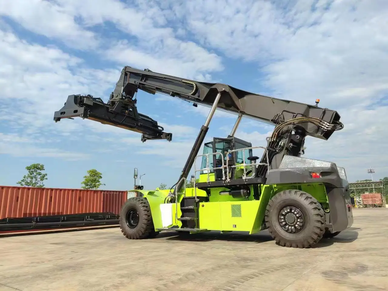 ZRS4531 Zoomlion 45 Ton Container Reach Stacker - Reliable Container ...
