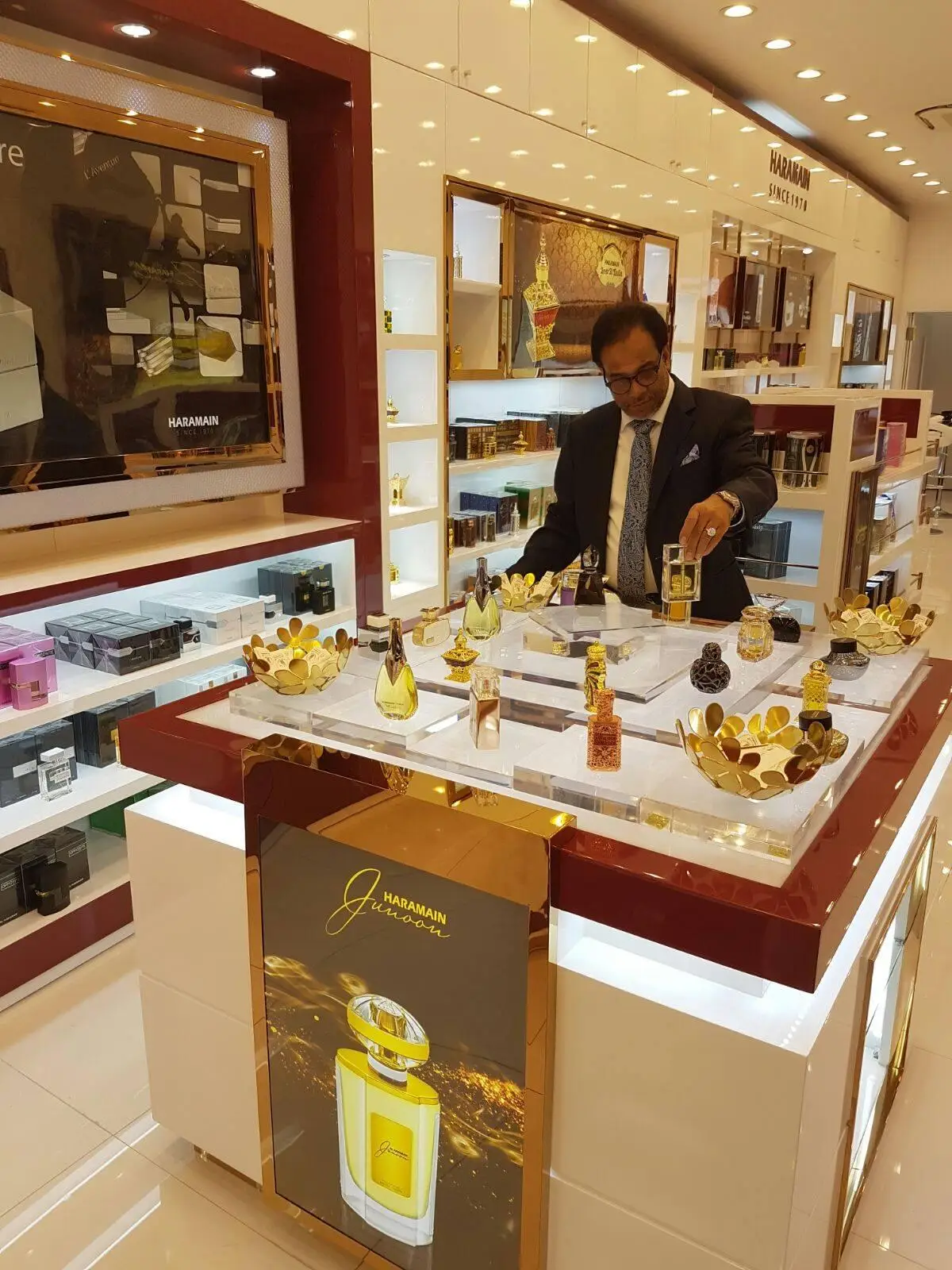 Perfume Retail Store Interior Design Perfume Display Showcase Perfume ...