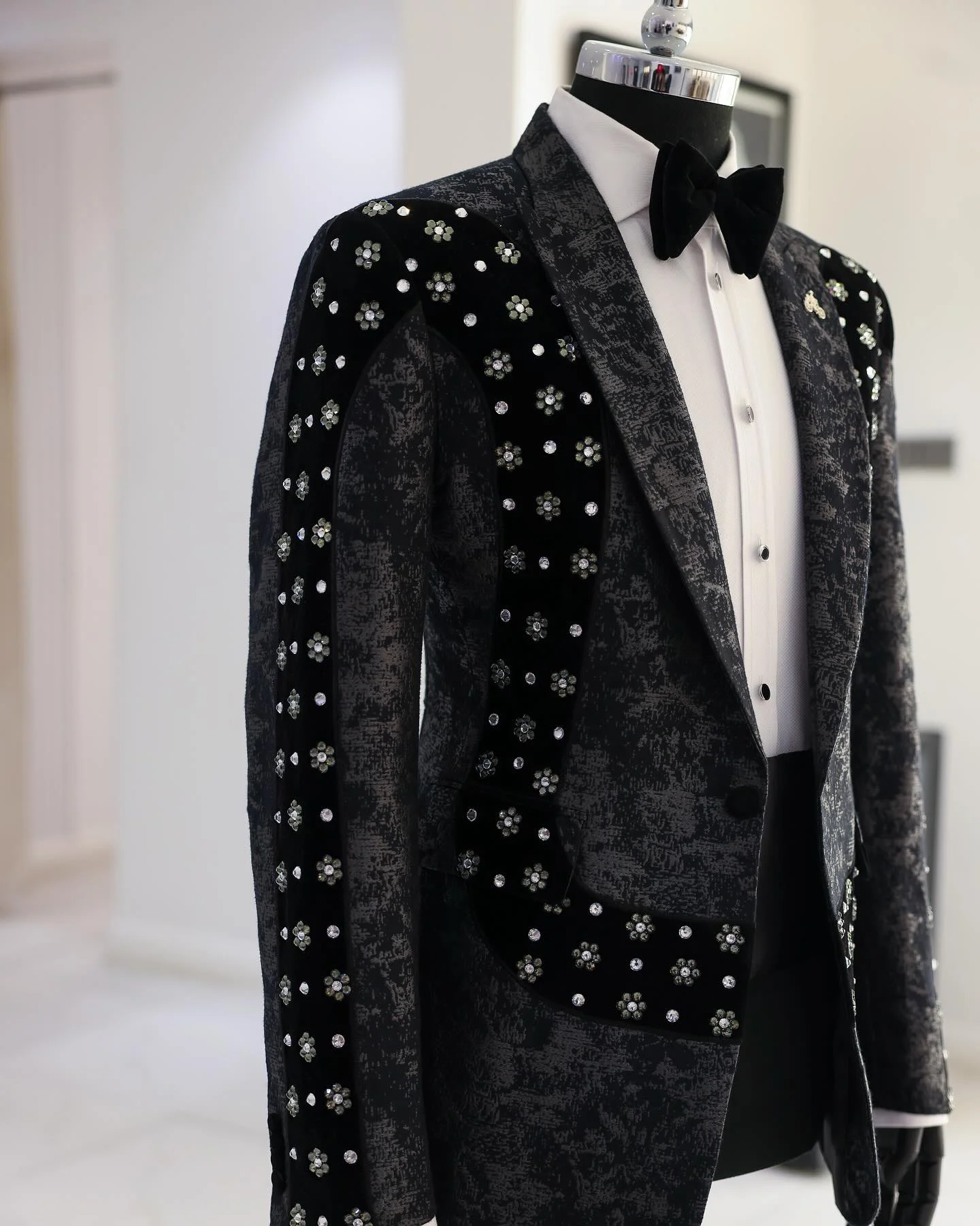 Custom Men Suit Black Tuxedo Appliques Peaked Lapel Beads Formal ...