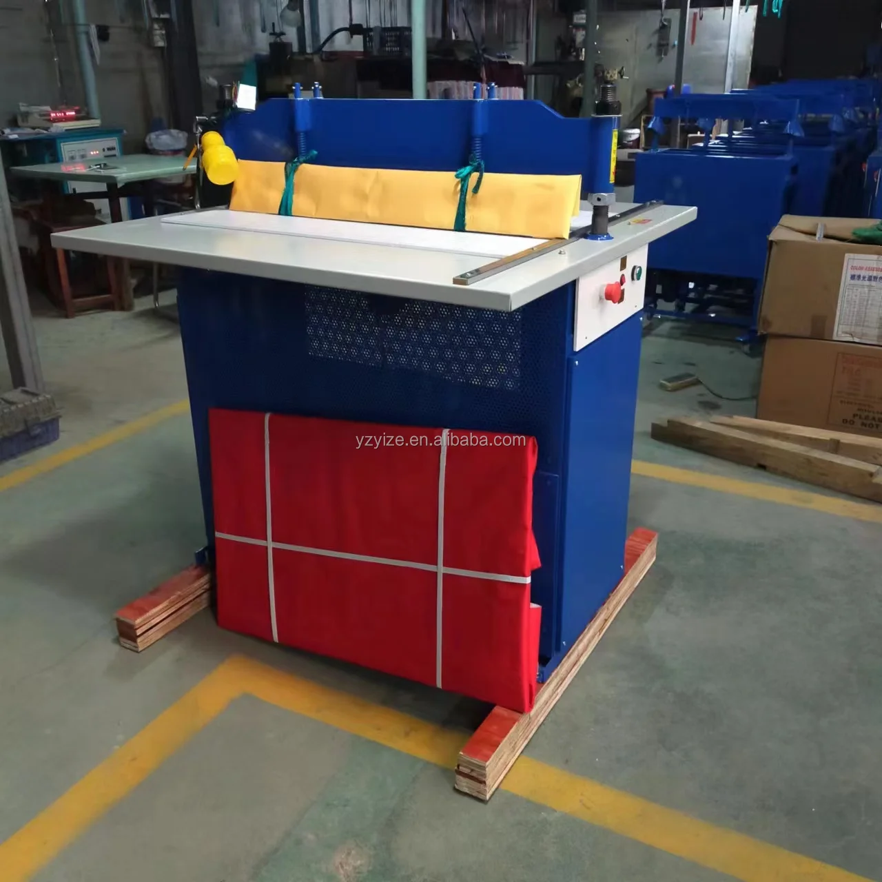 Manual Zig Zag Fabric Cutting Machine - Durable & Precise