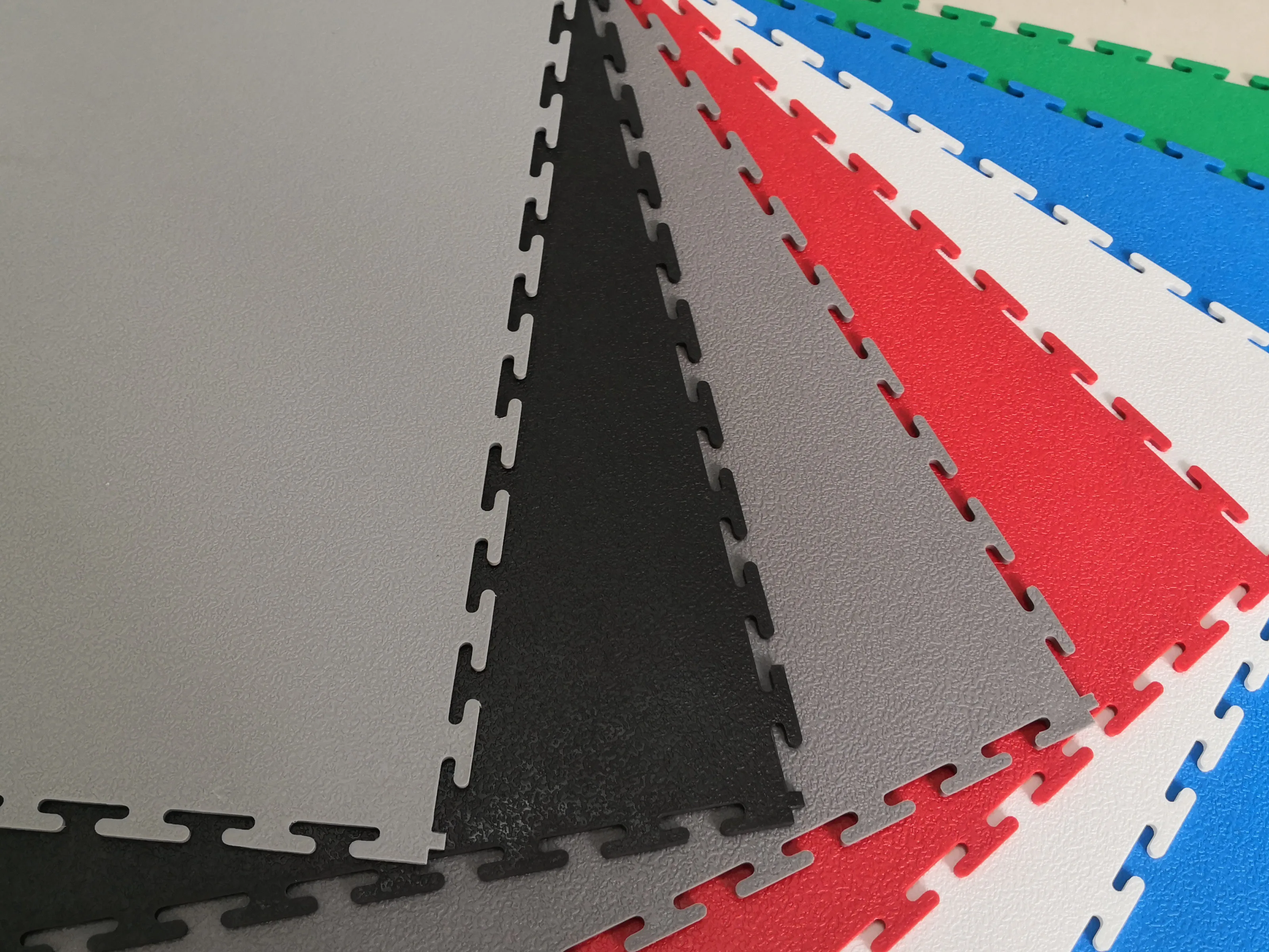 Interlocking Style Recyclable Pvc Floor Tiles For Car Garage And Repair ...