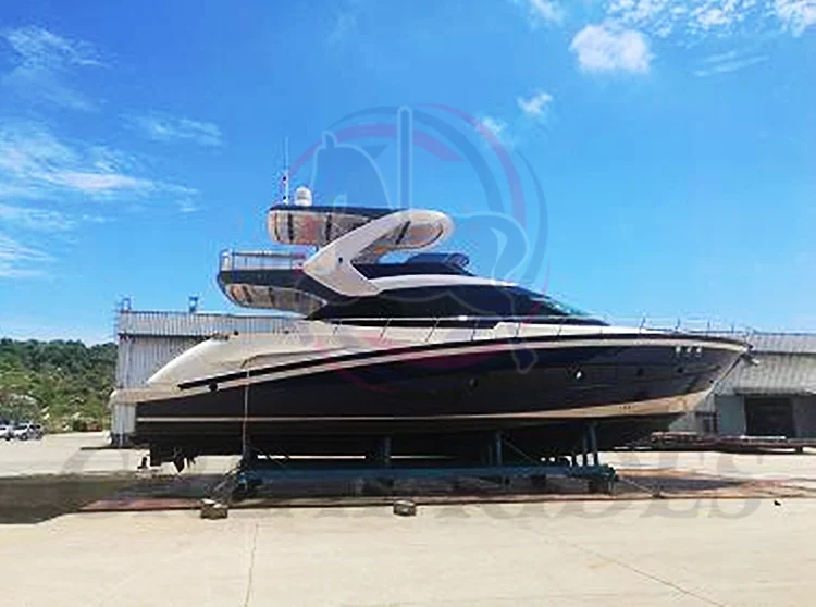High Speed V-Shaped Fluid Design Luxury Yacht Made in China