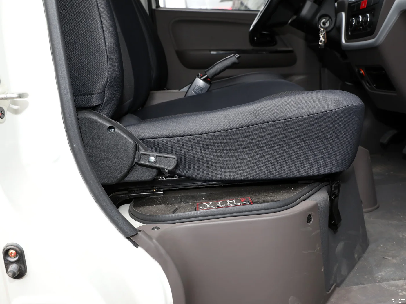 KAMA ES7 Cargo Van - Efficient Electric Vehicle for 2 Passengers
