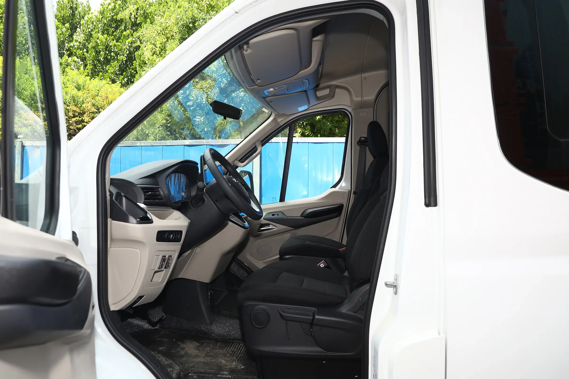 2024 Saic Maxus EV90 Electric Mini Van - 14 Seater Tour Bus