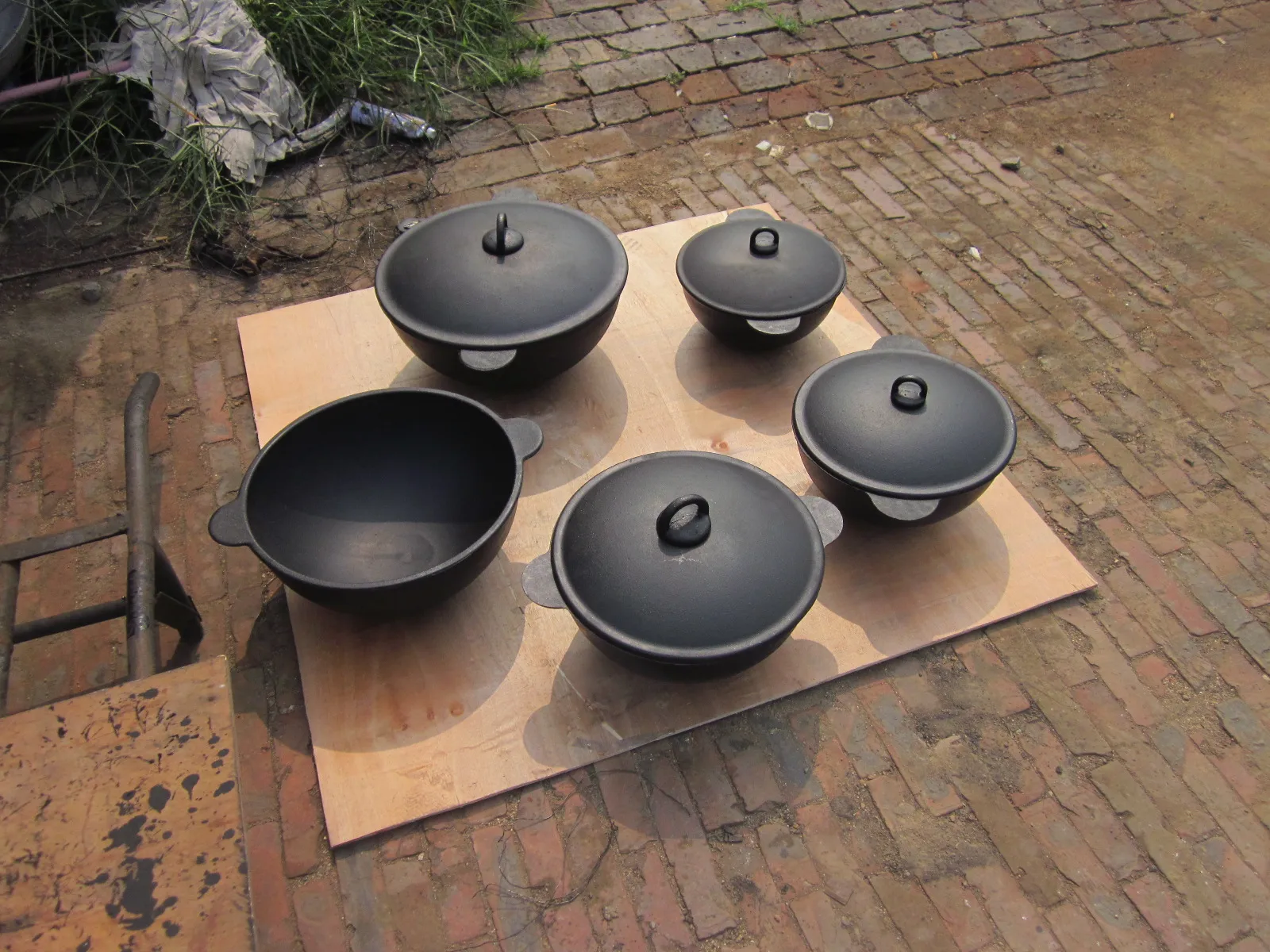 DXCMC Cast Iron Cauldrons - Durable and Versatile Pots