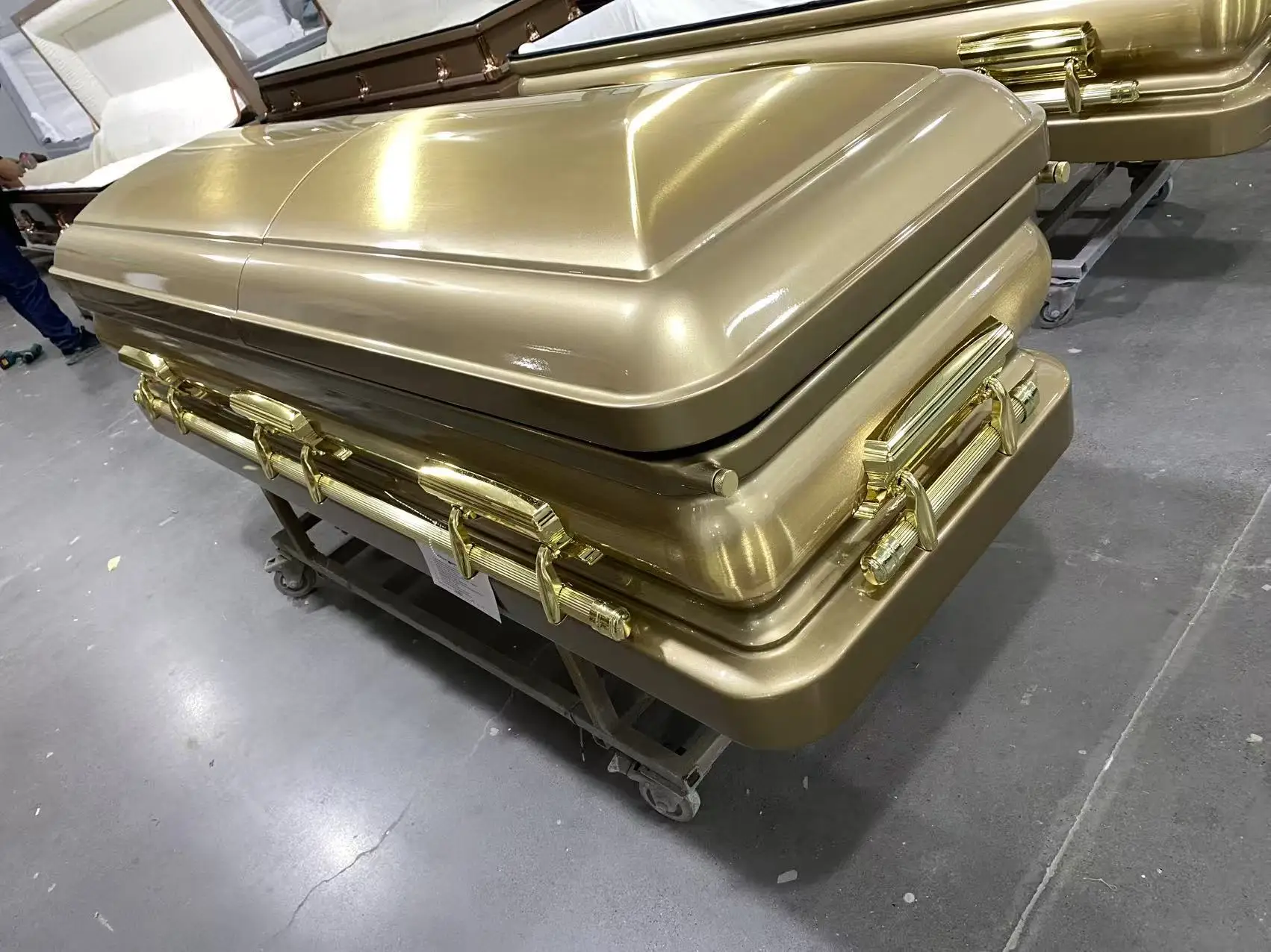China Manufacturer Cheap Classic Export Mirror Reflection Gold Metal ...