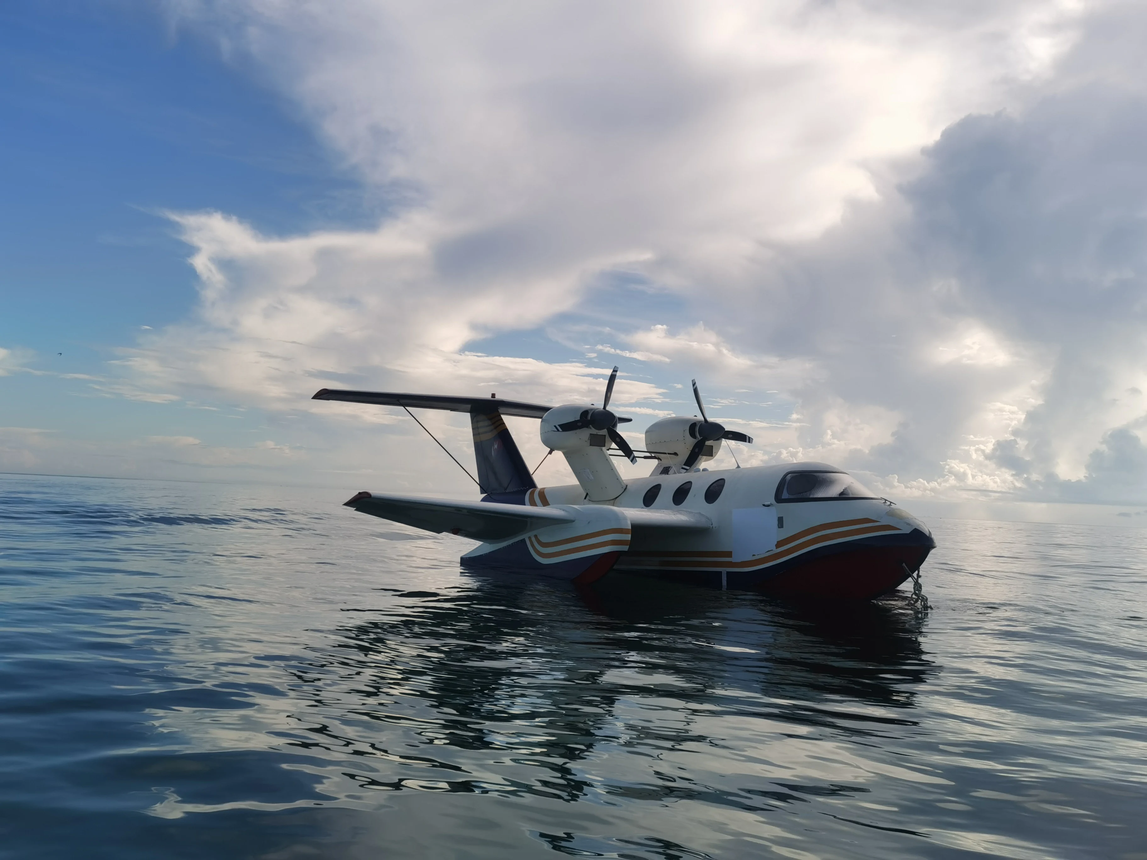 Seaplane 1 - Capacity 12, Land Distance 200-300m, V6 Engine