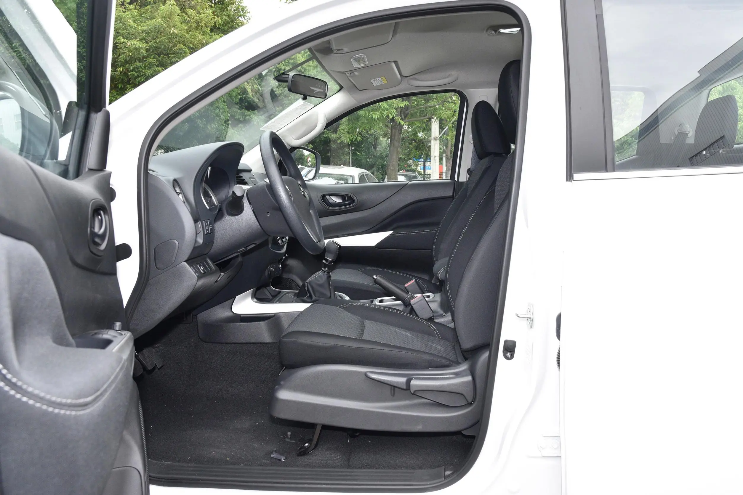 Hot Sale Toyota Hilux Diesel Pickup Truck 4x4 Nissan Navara D40 Used ...