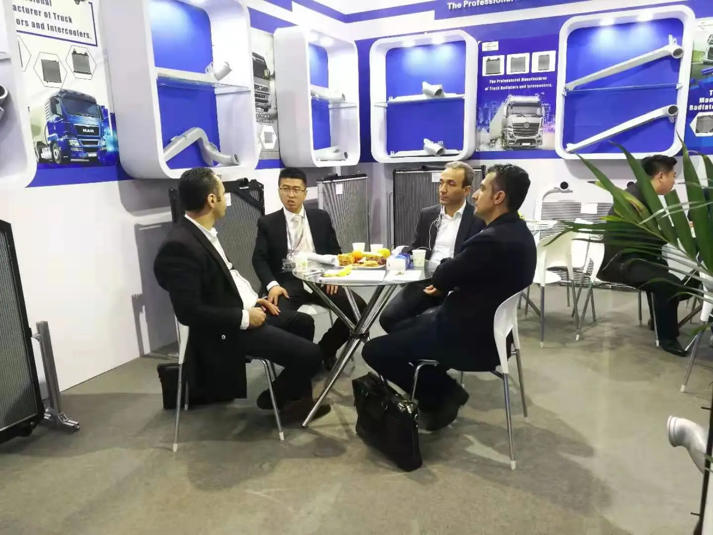 81061010075水散热器用于男子tgs Tgx Euro6卡车发动机冷却81061016788 - Buy 水散热器汽车散热器冷却系统 ...