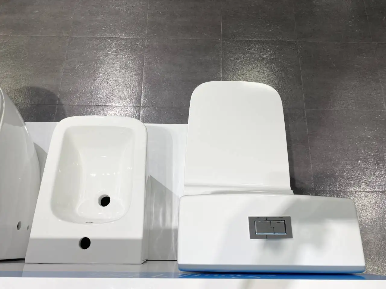 Inodoro Ceramic Sanitary Ware - Modern, Efficient Toilet