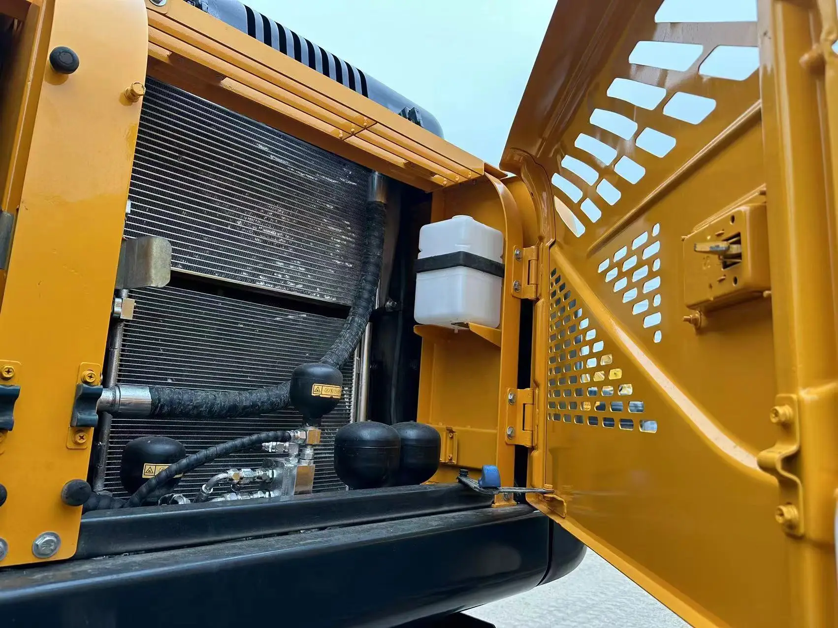 Alibaba.com: Hyundai 210-7S/220-9S wheel excavator in stock; CE, BV ...