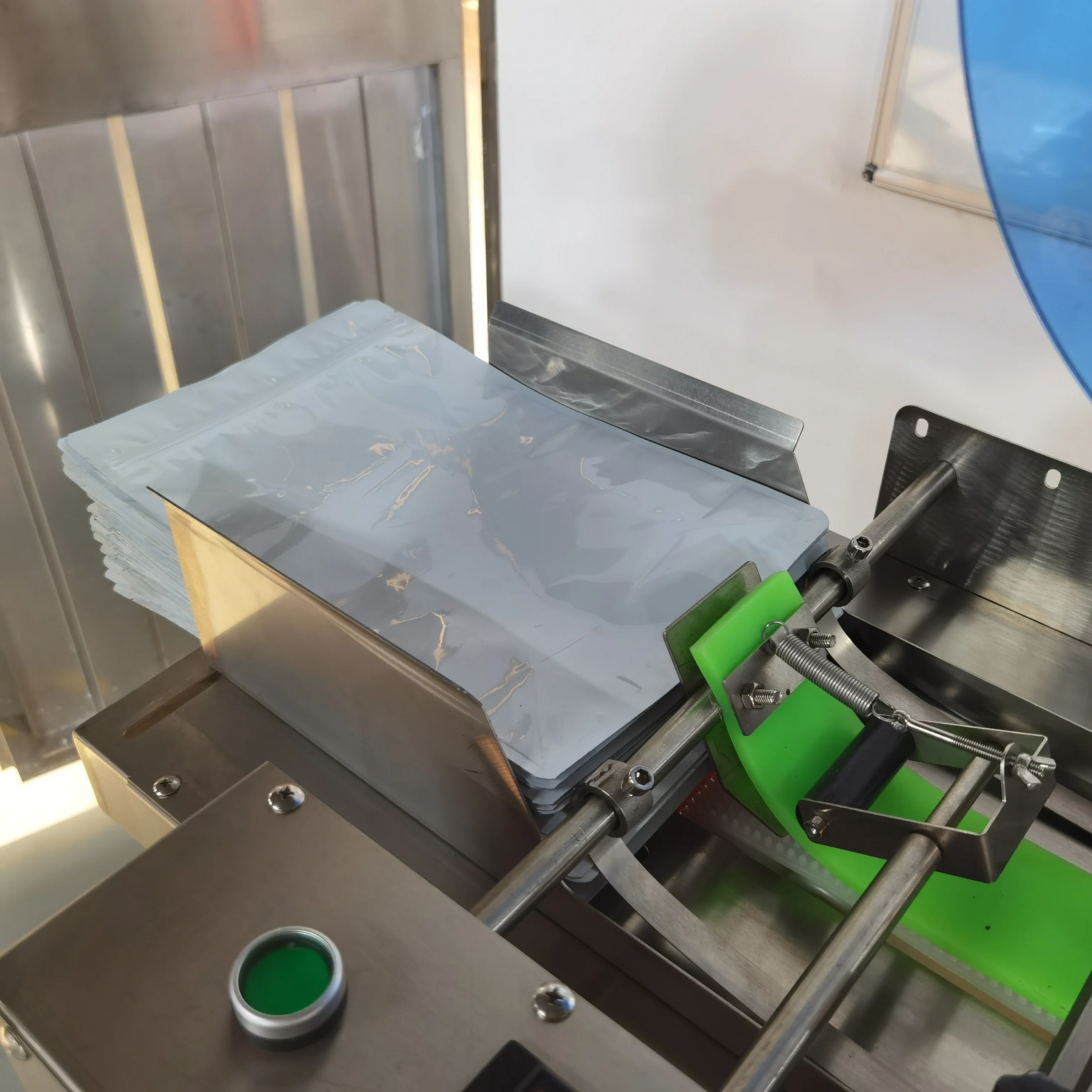 Automatic Feeder Label Applicator - Efficient & Reliable