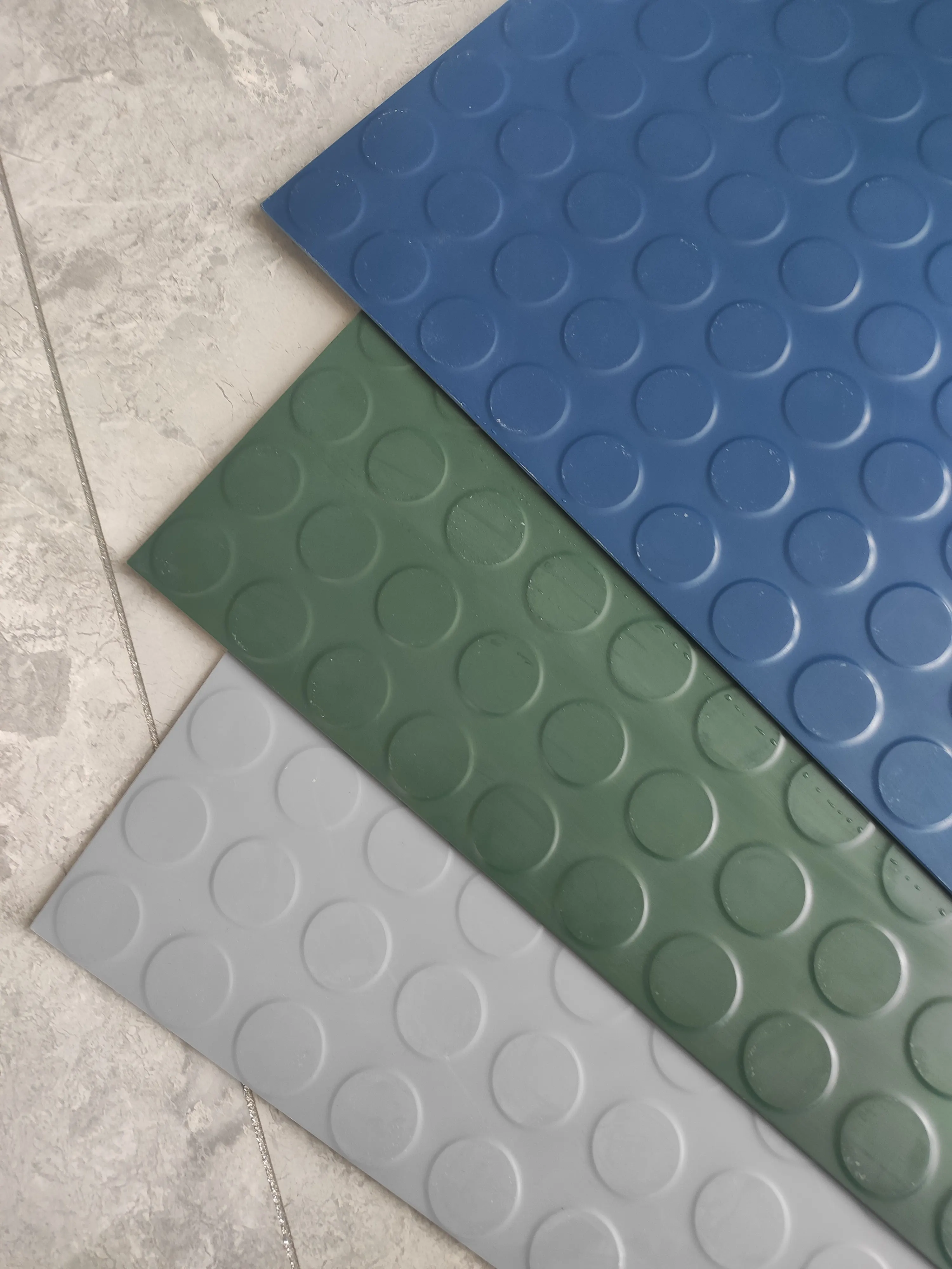 Studded Rubber Flooring Tiles and Rolls for Garage/elevator/walkway